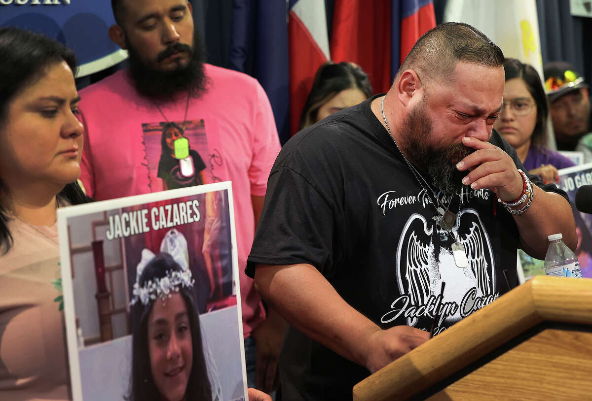 Bill raising the age for AR-15 rifle purchases advances in Texas House
