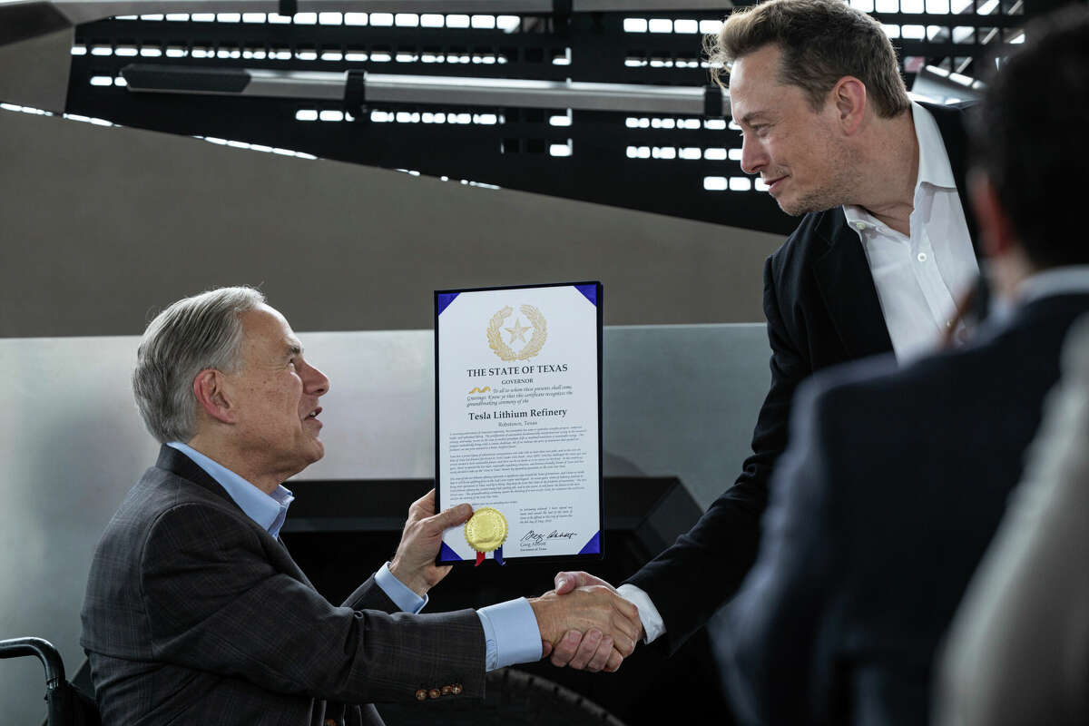 Abbott and Musk in South Texas to celebrate Tesla lithium refinery