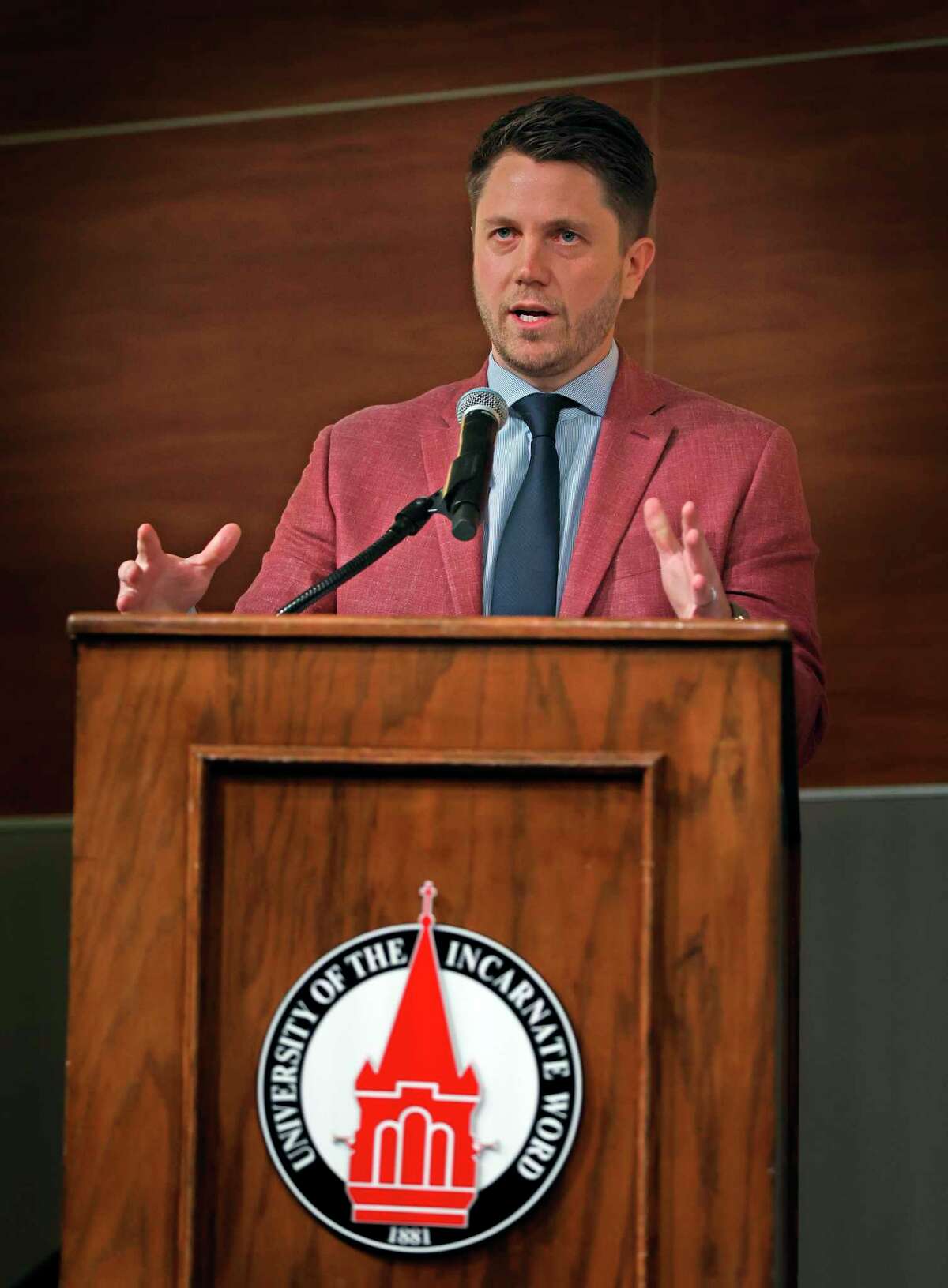 UIW introduces new men's basketball coach Shane Heirman