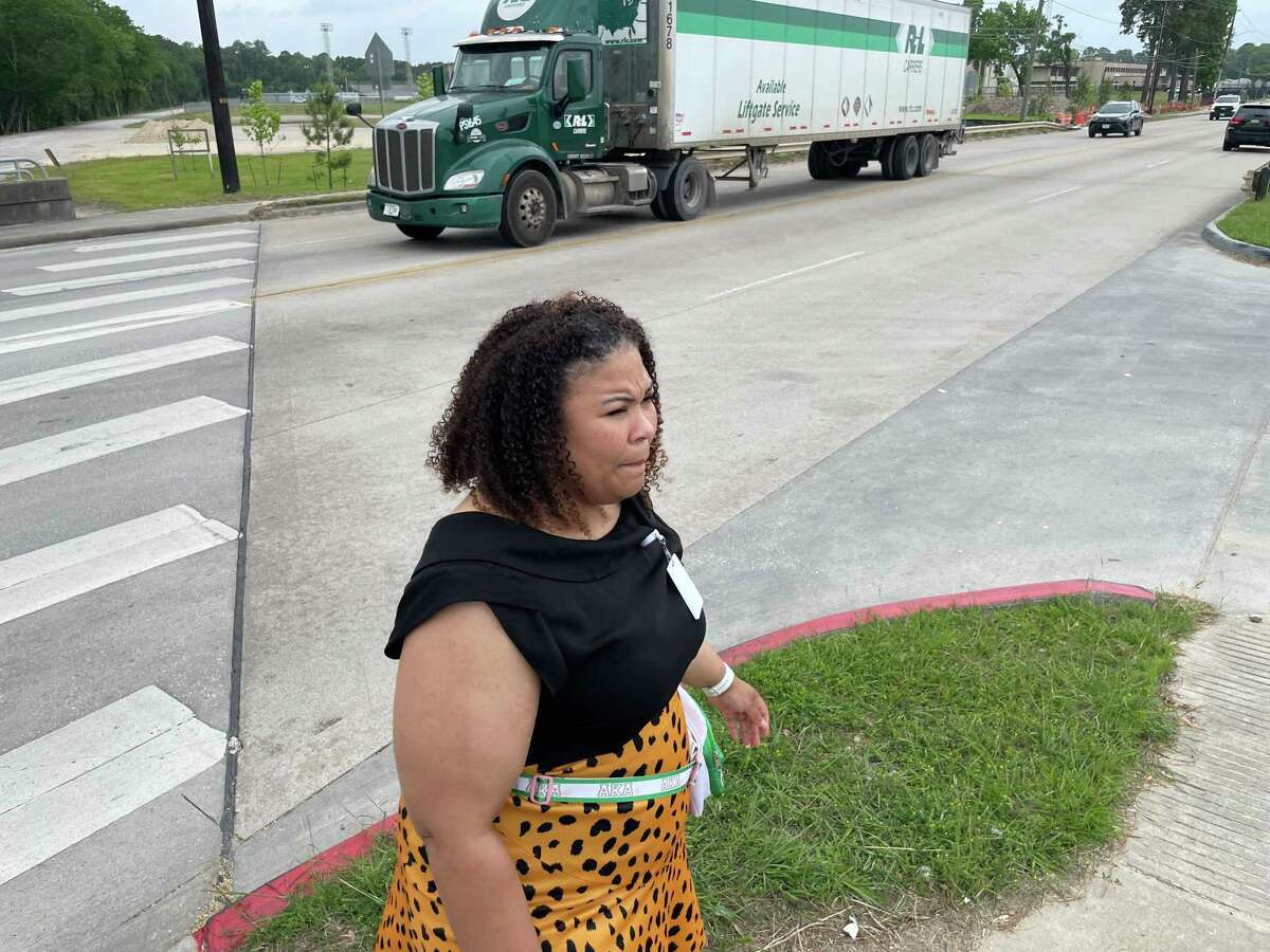 Lack of school crossing at HISD's North Forest High divides leaders