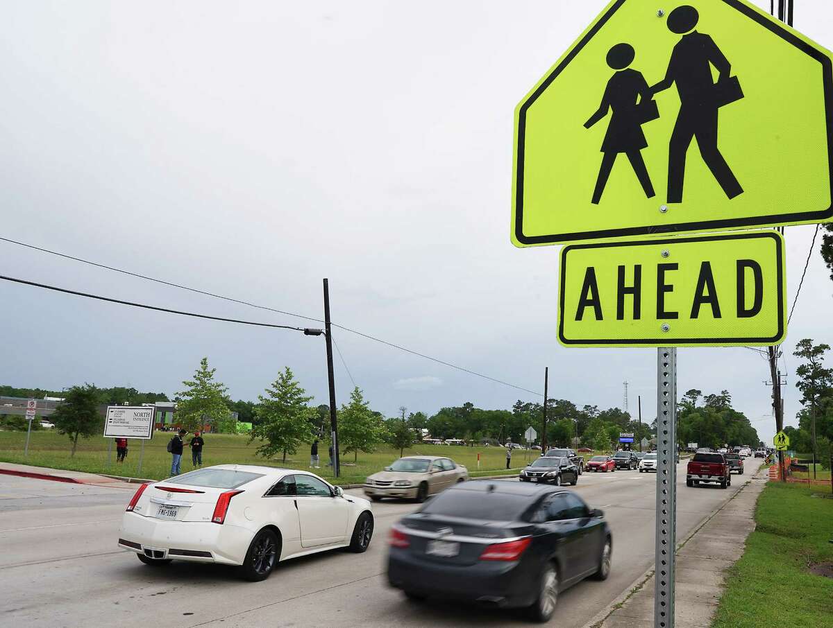 Lack of school crossing at HISD's North Forest High divides leaders