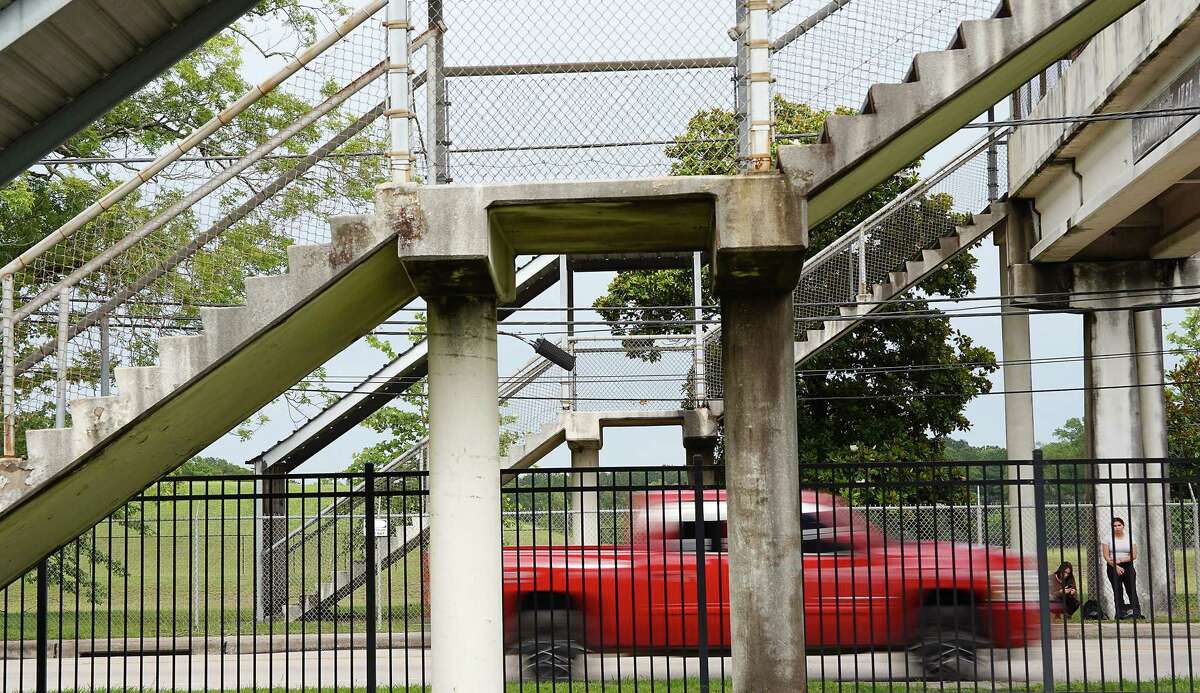 Lack of school crossing at HISD's North Forest High divides leaders