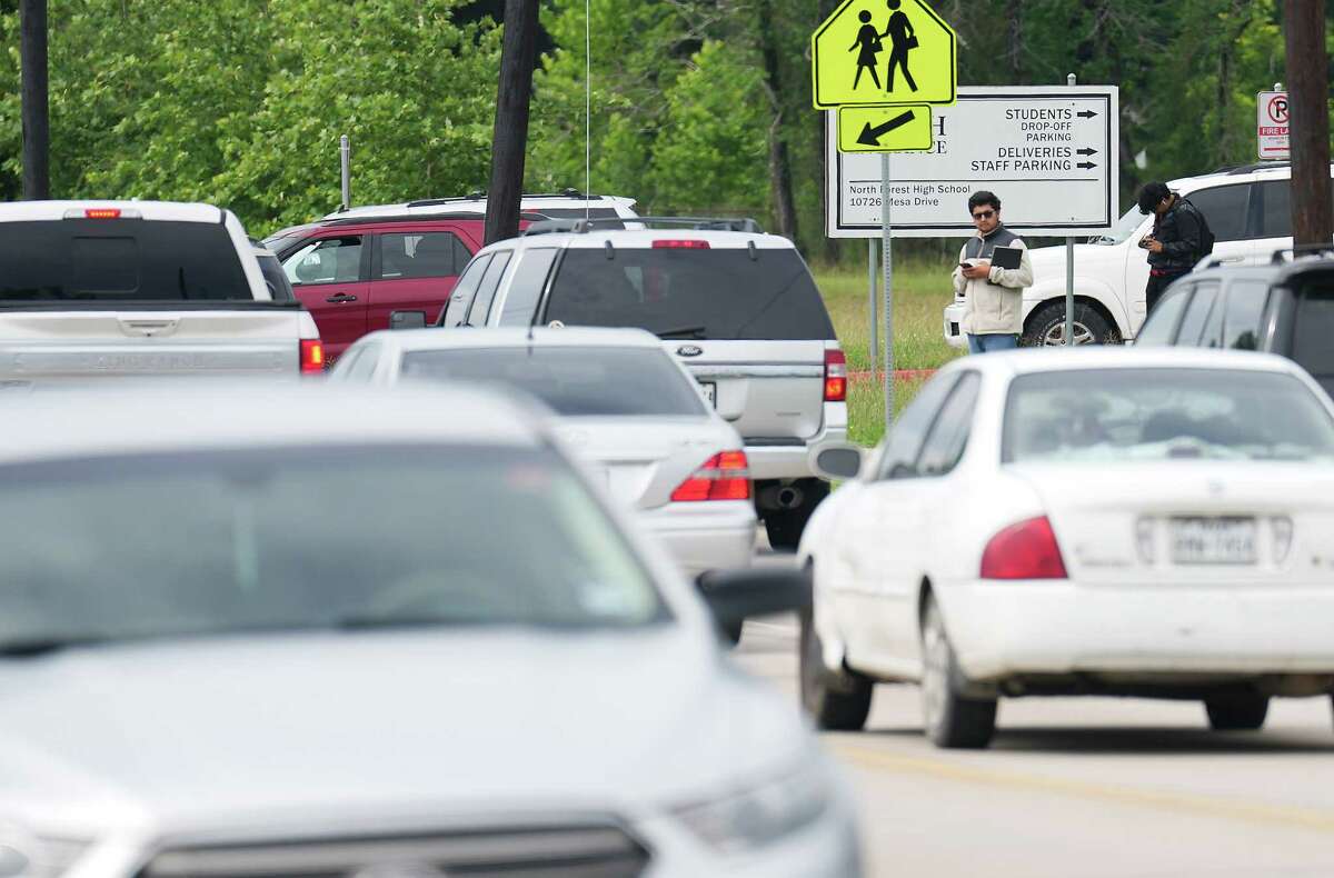 Lack of school crossing at HISD's North Forest High divides leaders