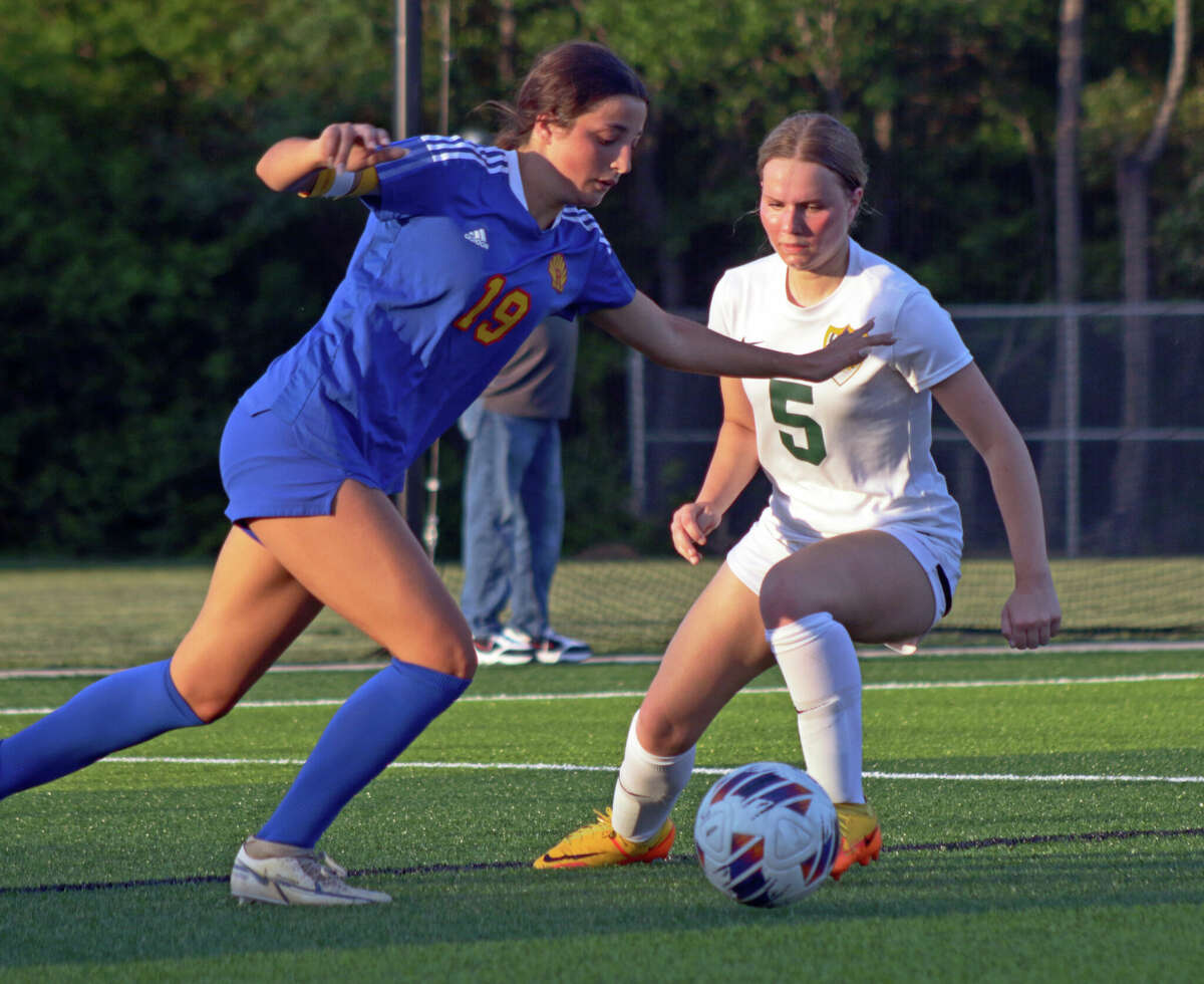 Roxana's Kamp scores four goals; Shells top Knights in regional semis