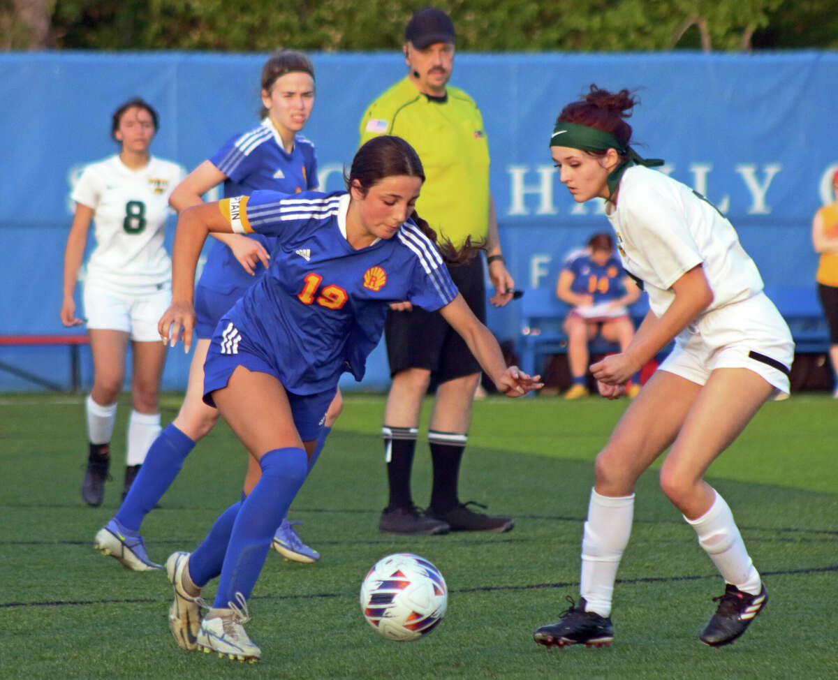 Roxana's Kamp scores four goals; Shells top Knights in regional semis