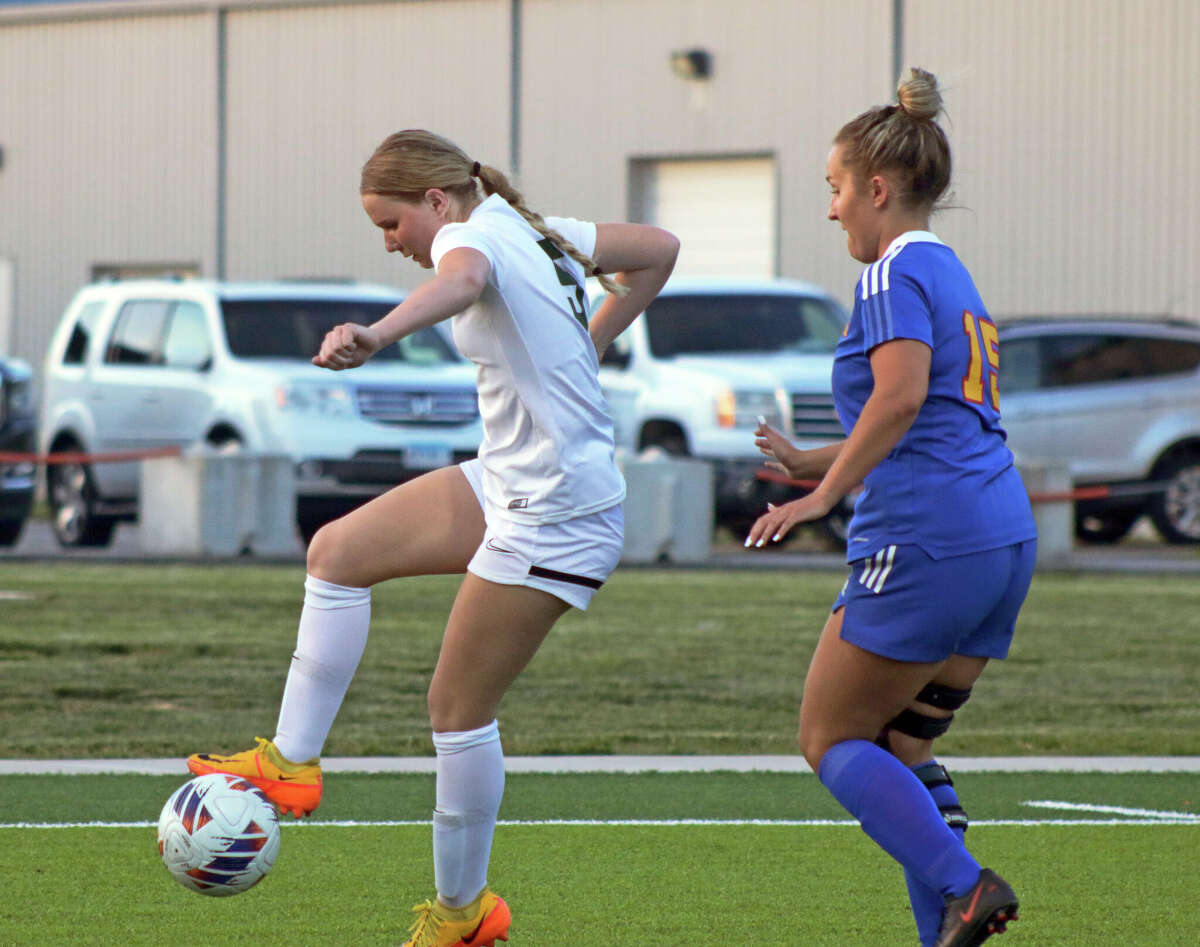 Roxana's Kamp scores four goals; Shells top Knights in regional semis