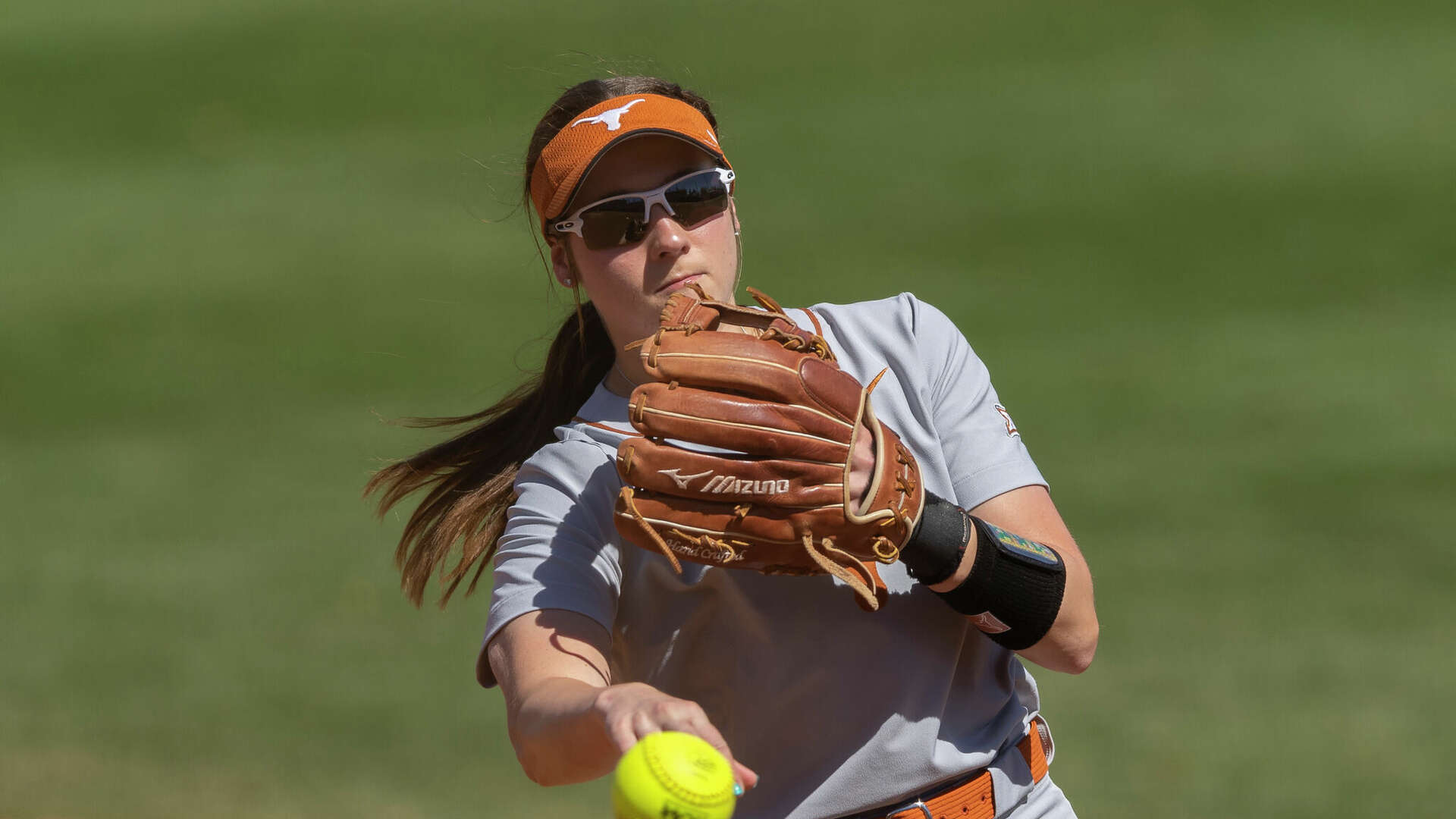 Texas eliminates Texas A&M, advances to NCAA softball tournament super