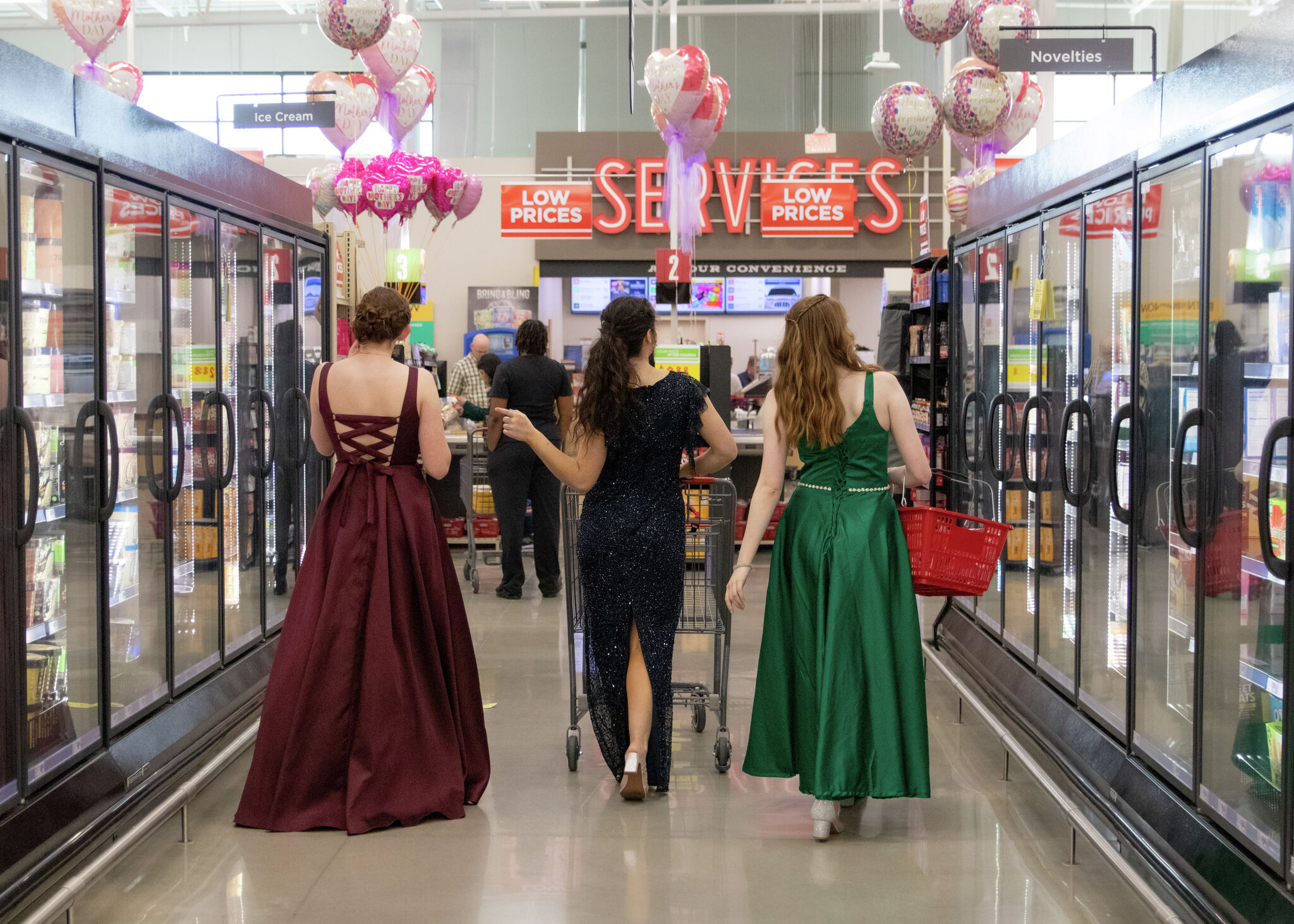 San Antonio teens create prom photoshoot at Cibolo H-E-B