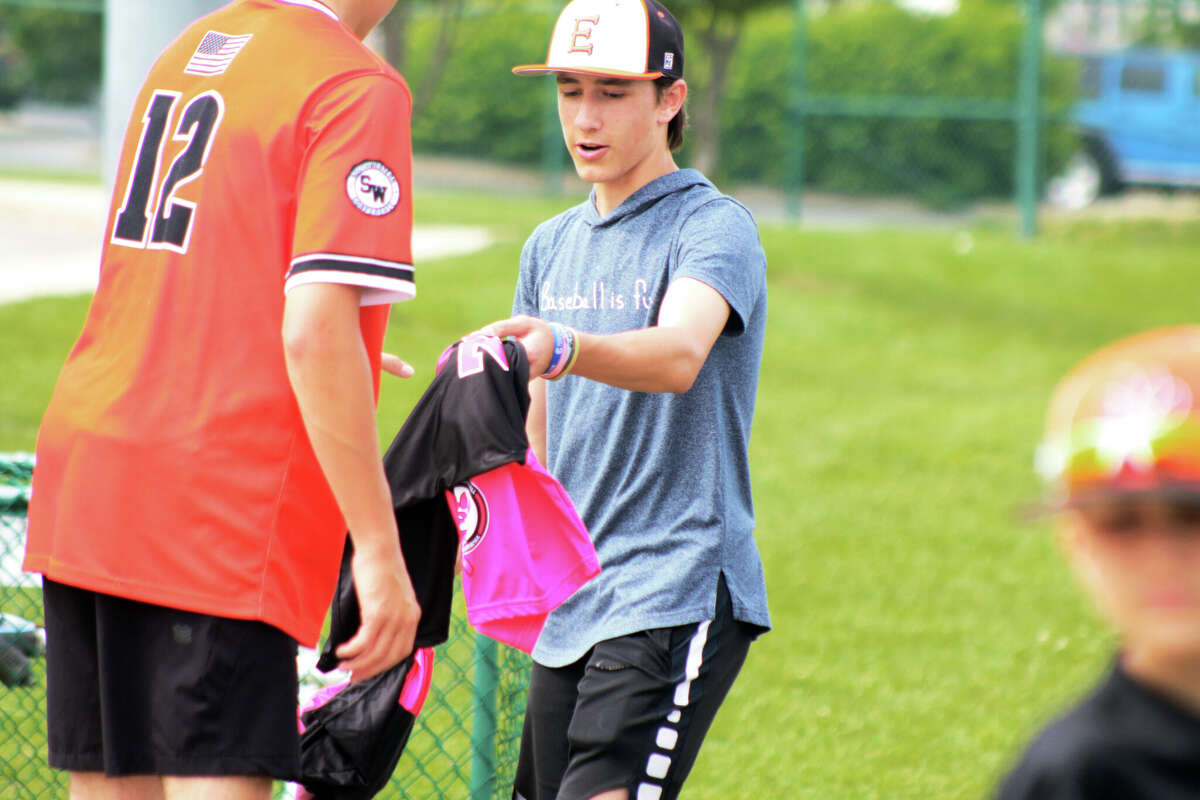 Edwardsville freshmen dedicate baseball game to mom battling cancer
