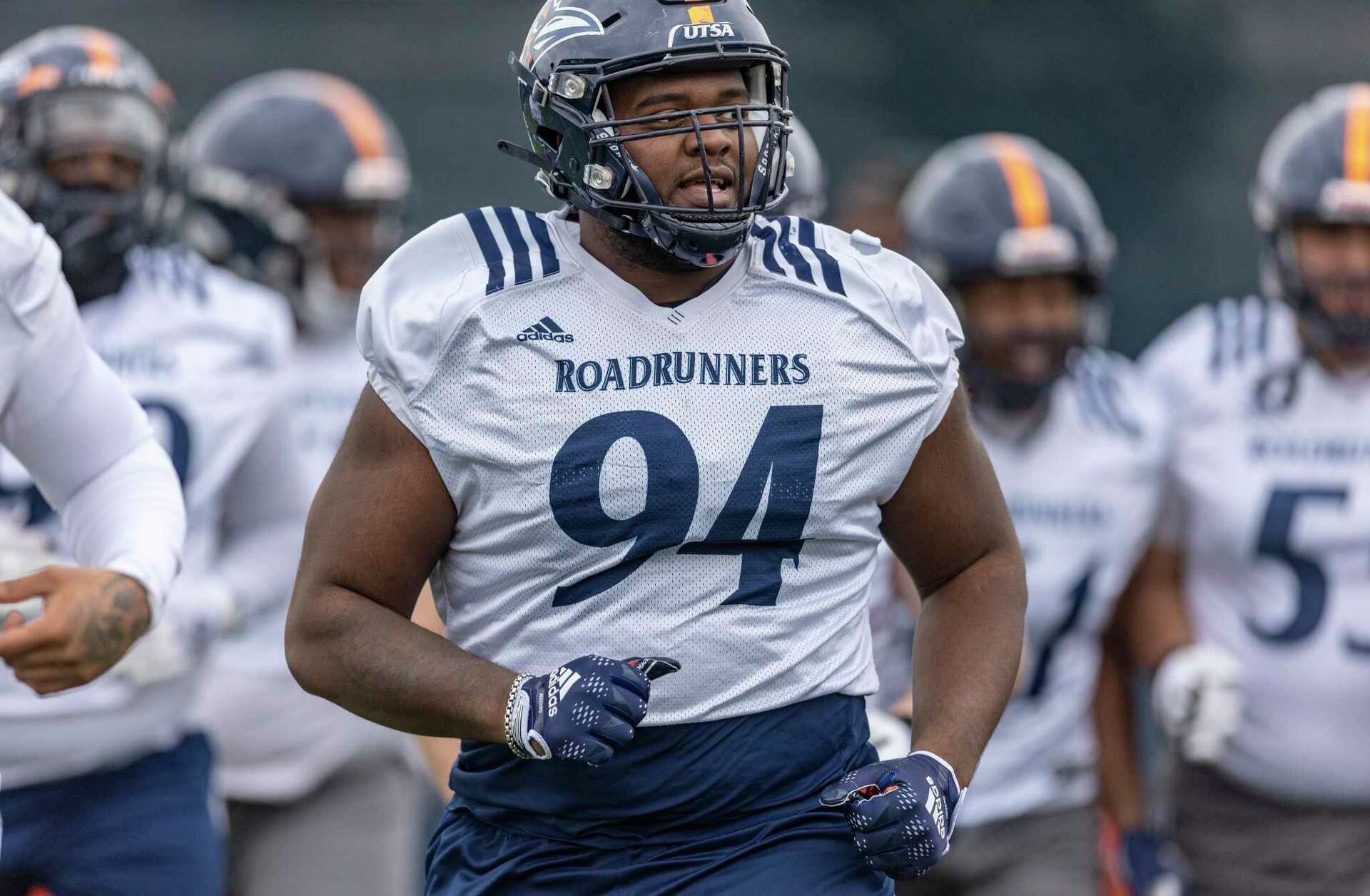 Sticking at UTSA, DL Joe Evans earns coveted single-digit jersey