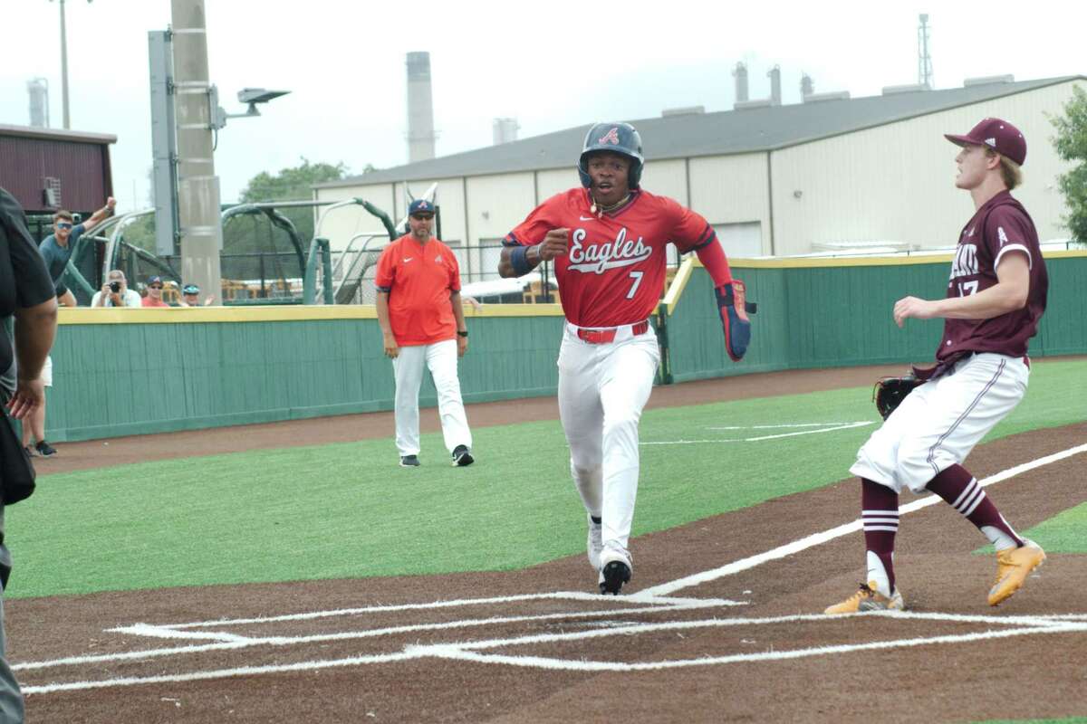 No. 1 Pearland downs Atascocita to advance to regional quarterfinal