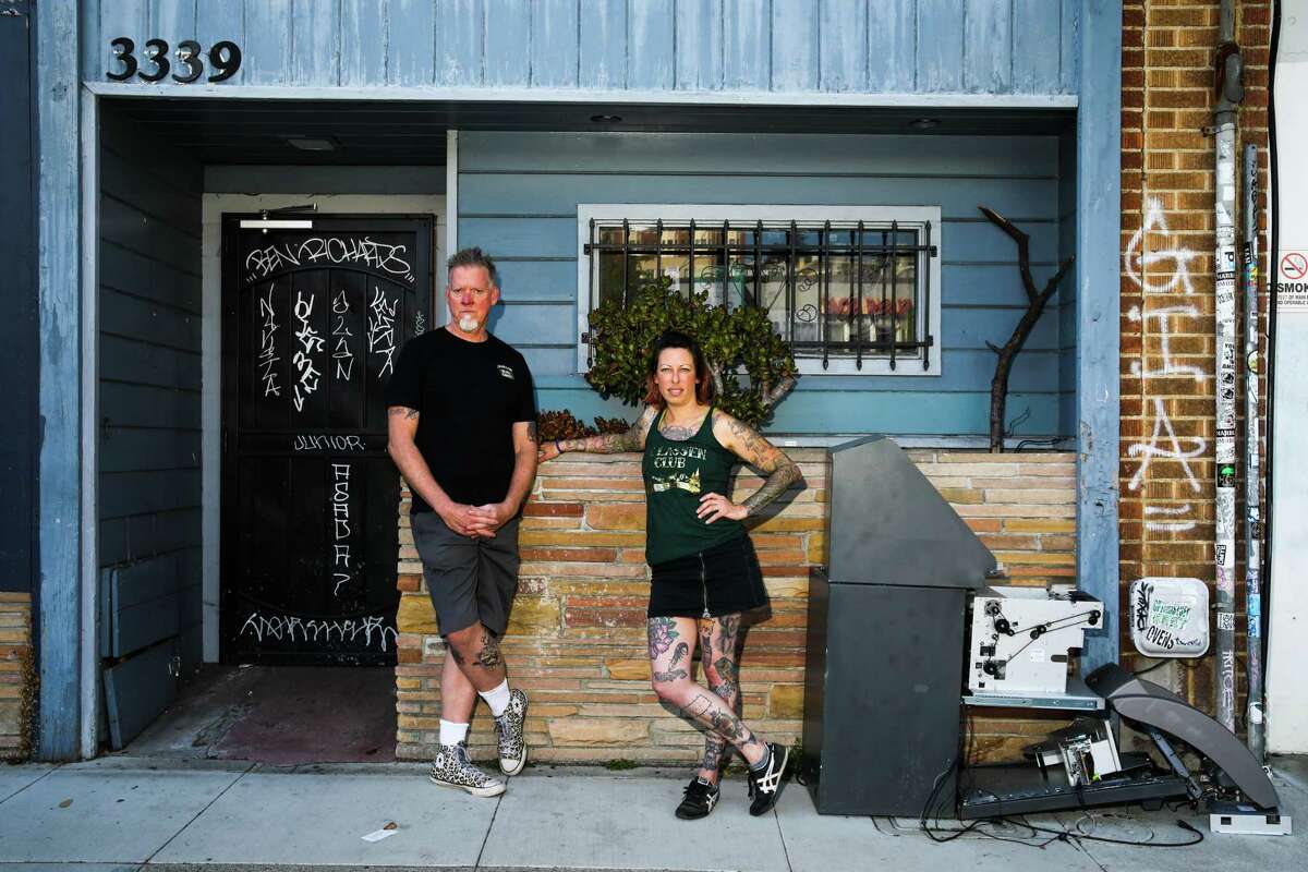 A new owner is reopening the longtime Smitty's Cocktails in Oakland.