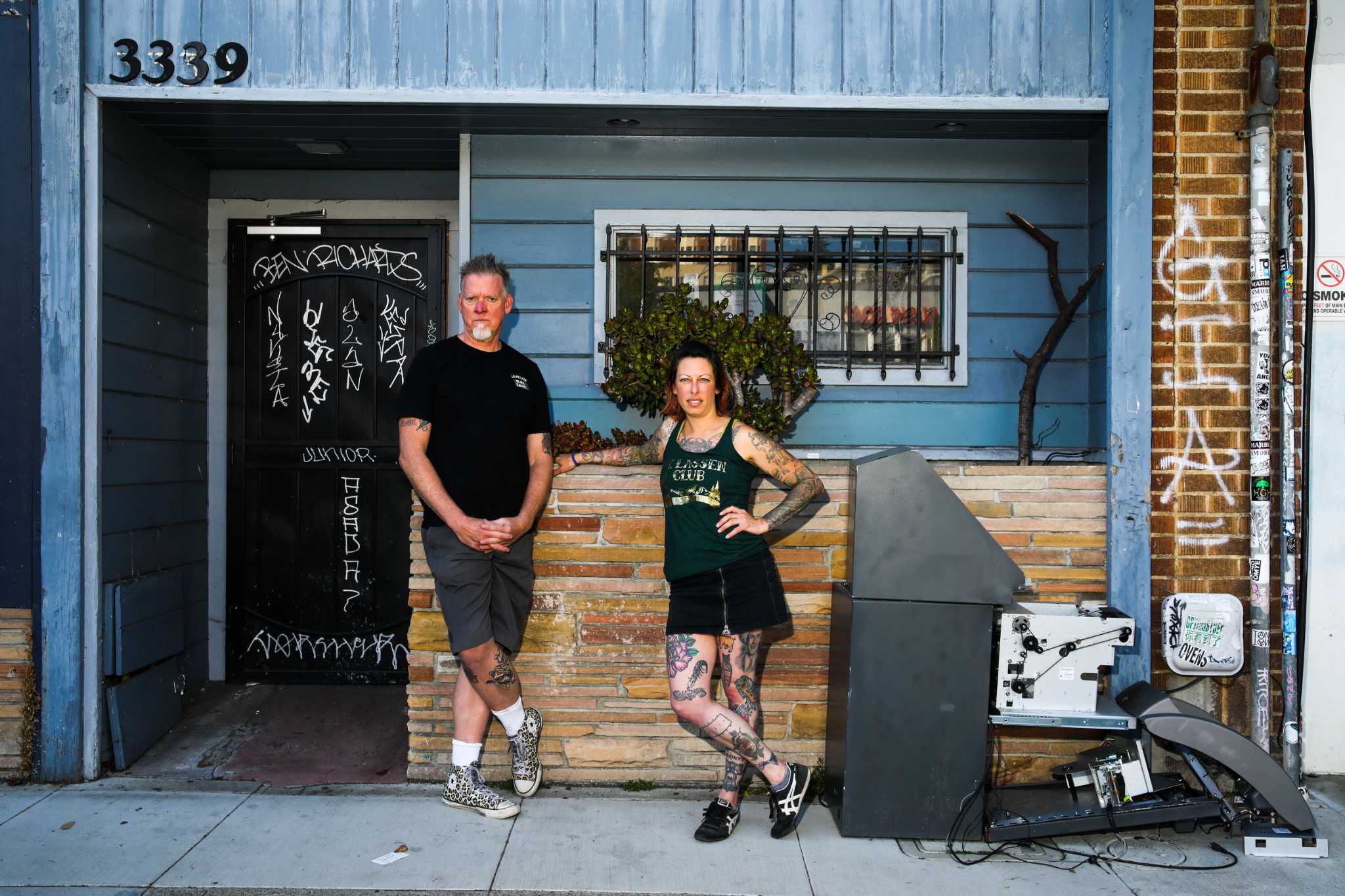 A new owner is reopening the longtime Smitty's Cocktails in Oakland.