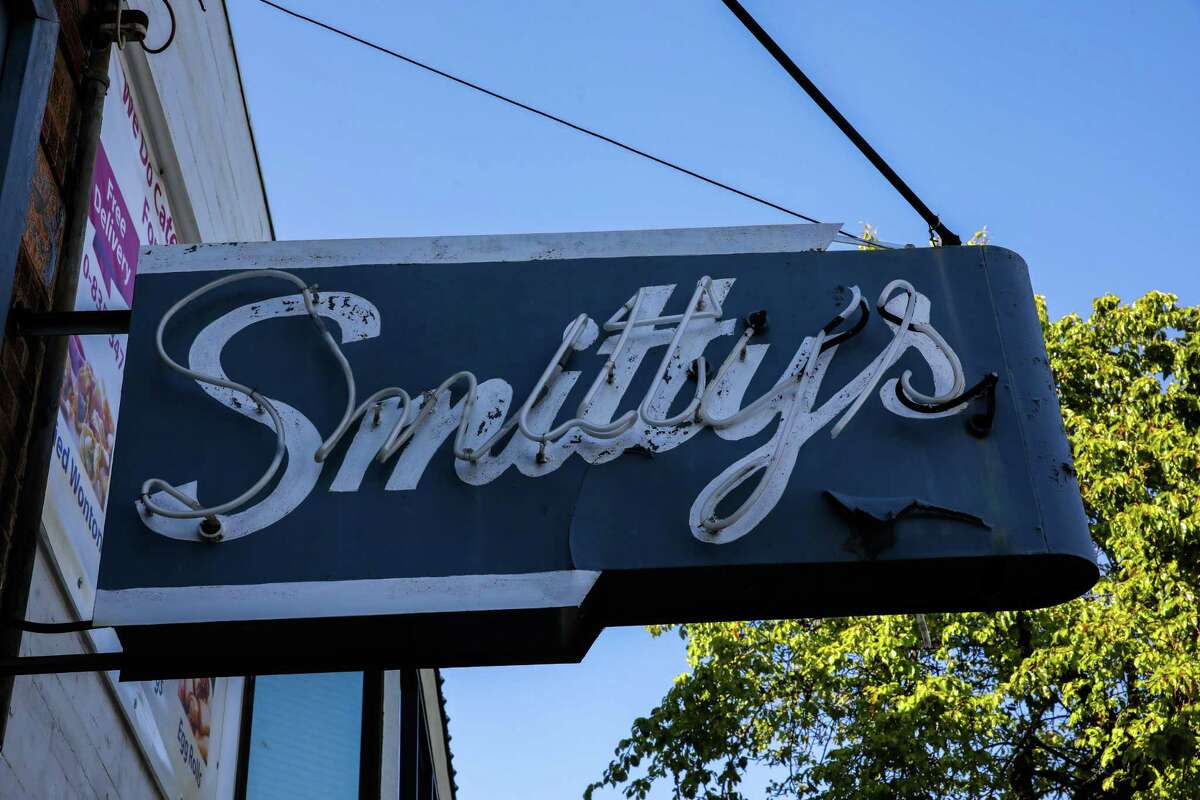 A new owner is reopening the longtime Smitty's Cocktails in Oakland.