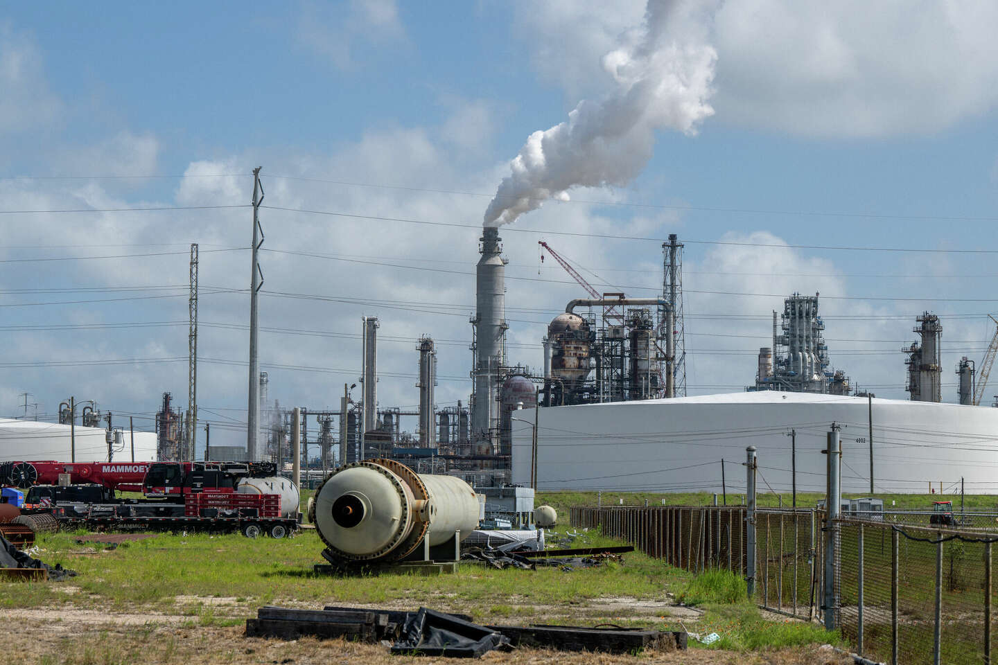 1 dead after fire erupts at Marathon Galveston Bay refinery
