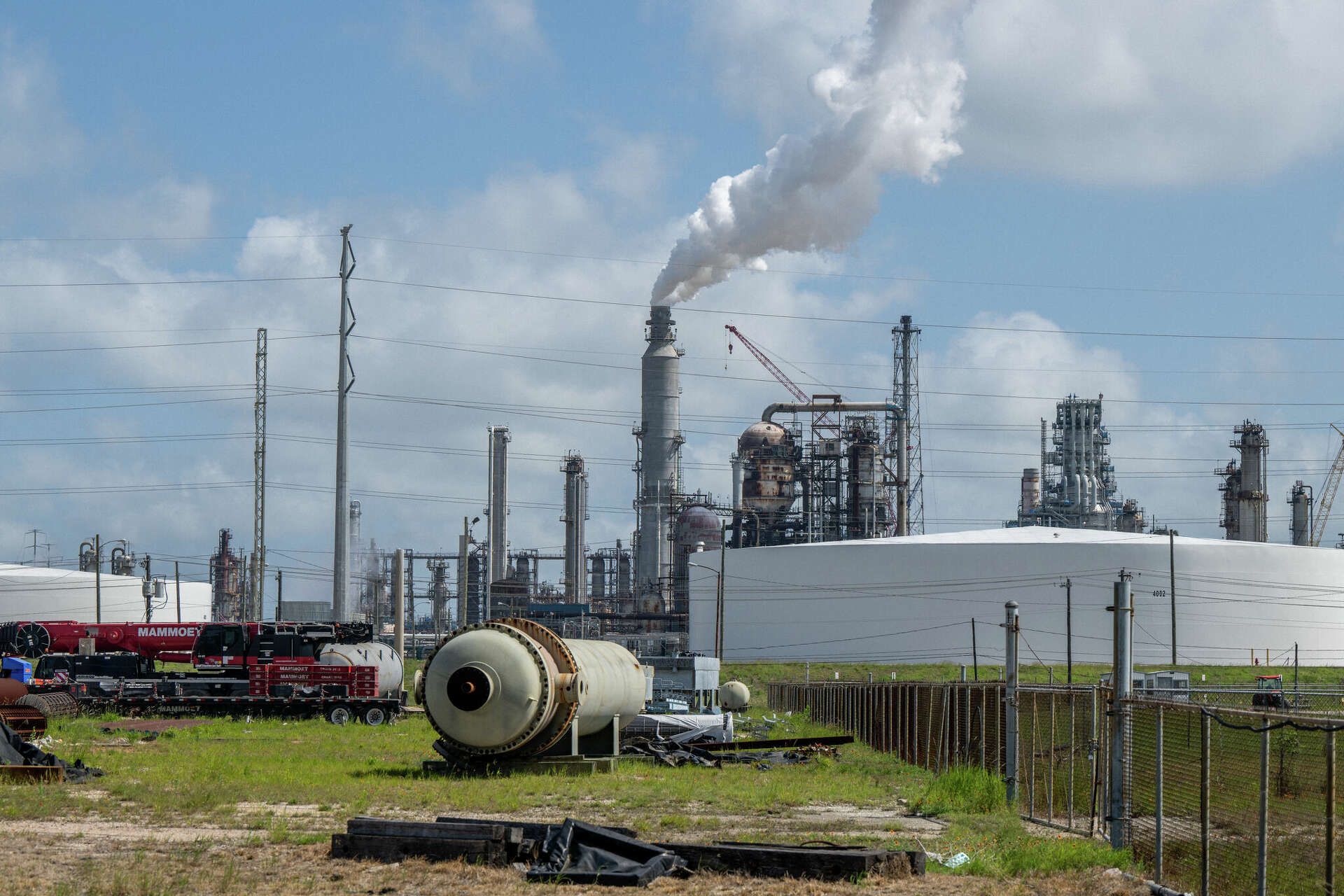 1 dead after fire erupts at Marathon Galveston Bay refinery