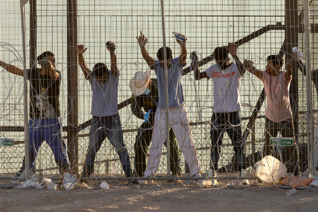 Viral video: Crowd of migrants wait to cross border as Title 42 ends