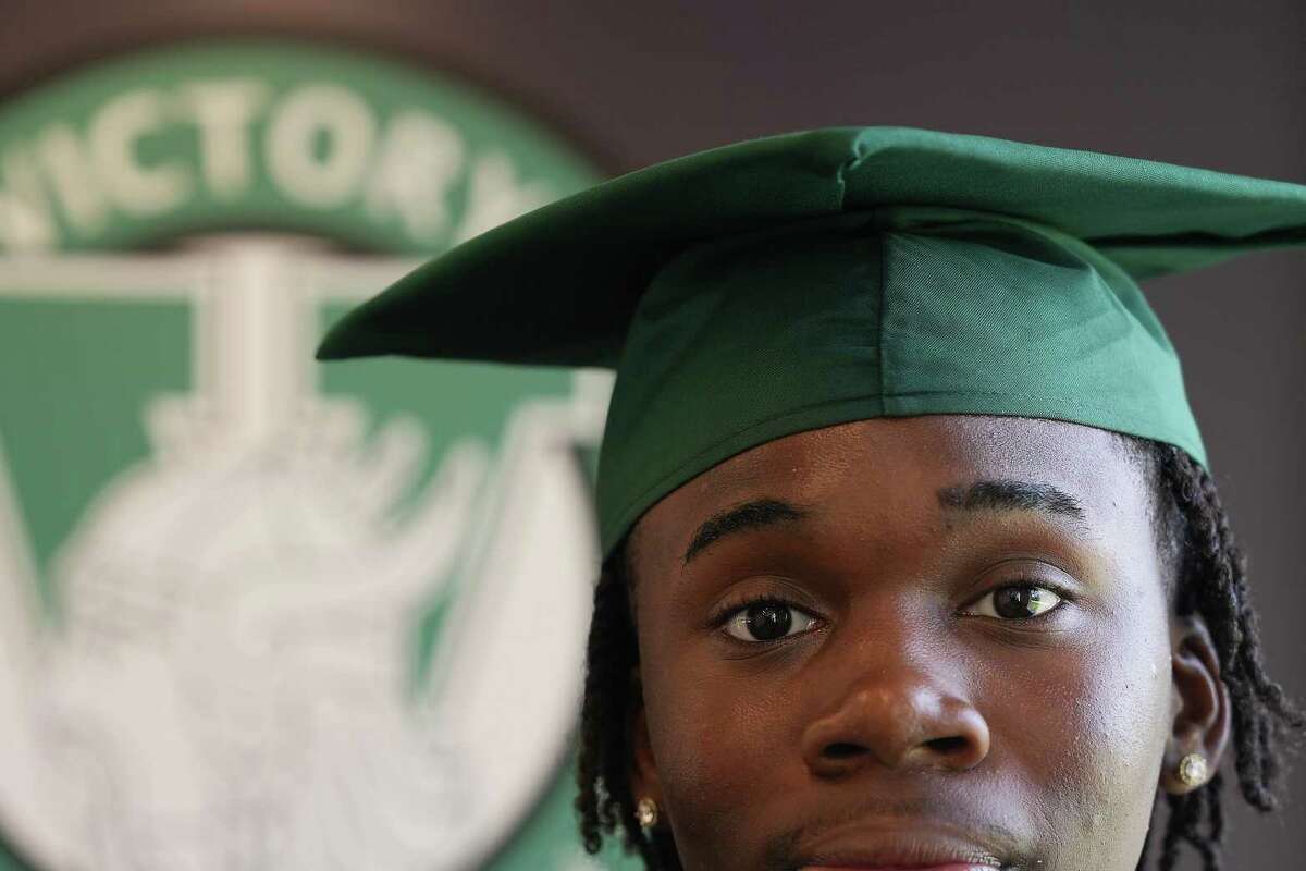 Houston senior who never thought he'd go to college gets full ride