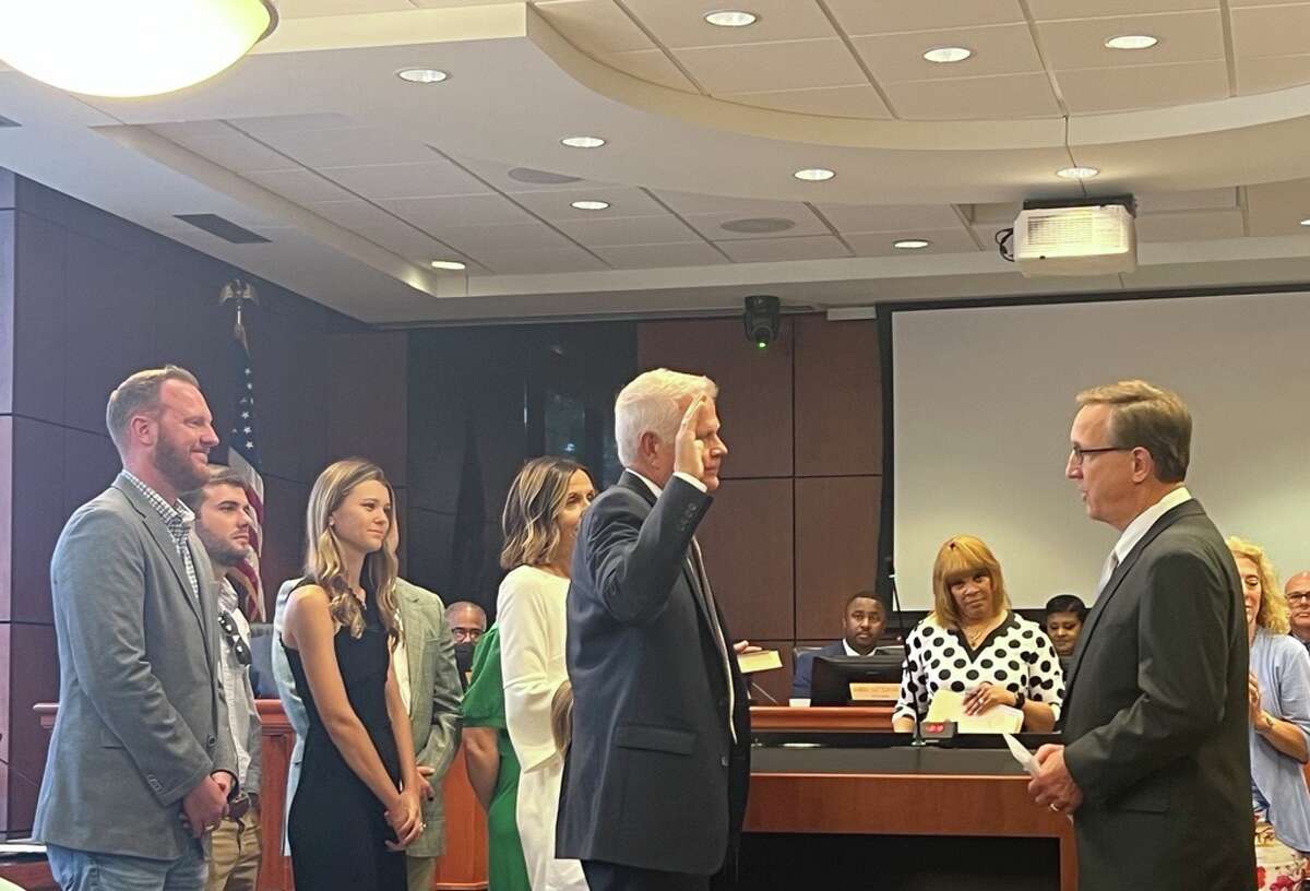 Roy West gets sworn in as Beaumont's newest mayor