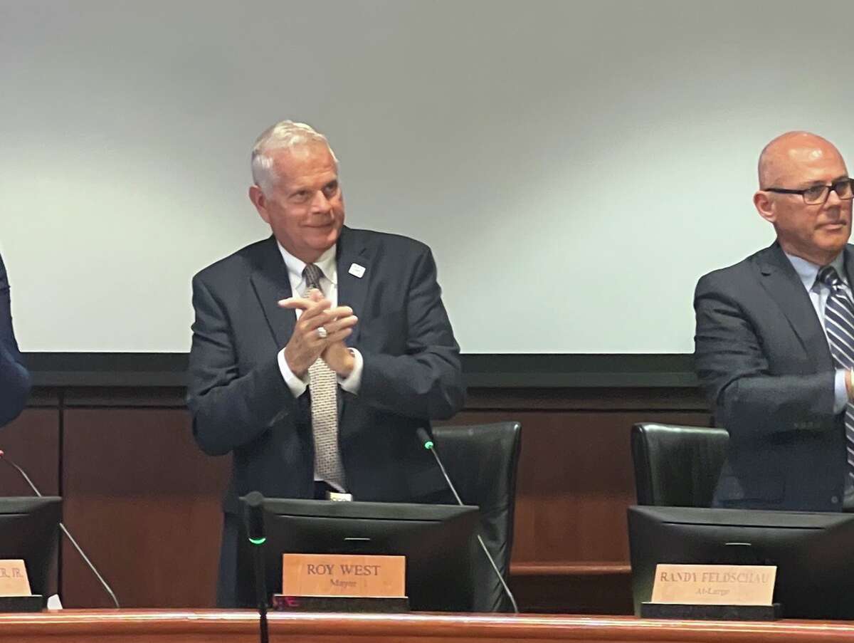 Roy West gets sworn in as Beaumont's newest mayor