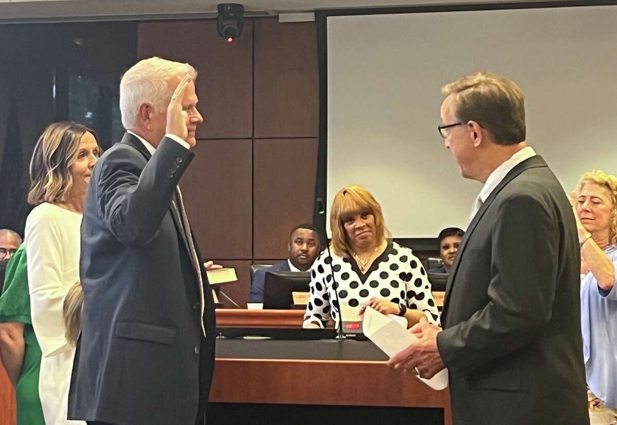 Roy West gets sworn in as Beaumont's newest mayor