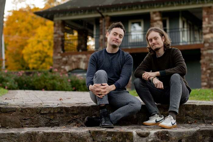 Singing comic Tom Anzalone hits all the right off-key notes