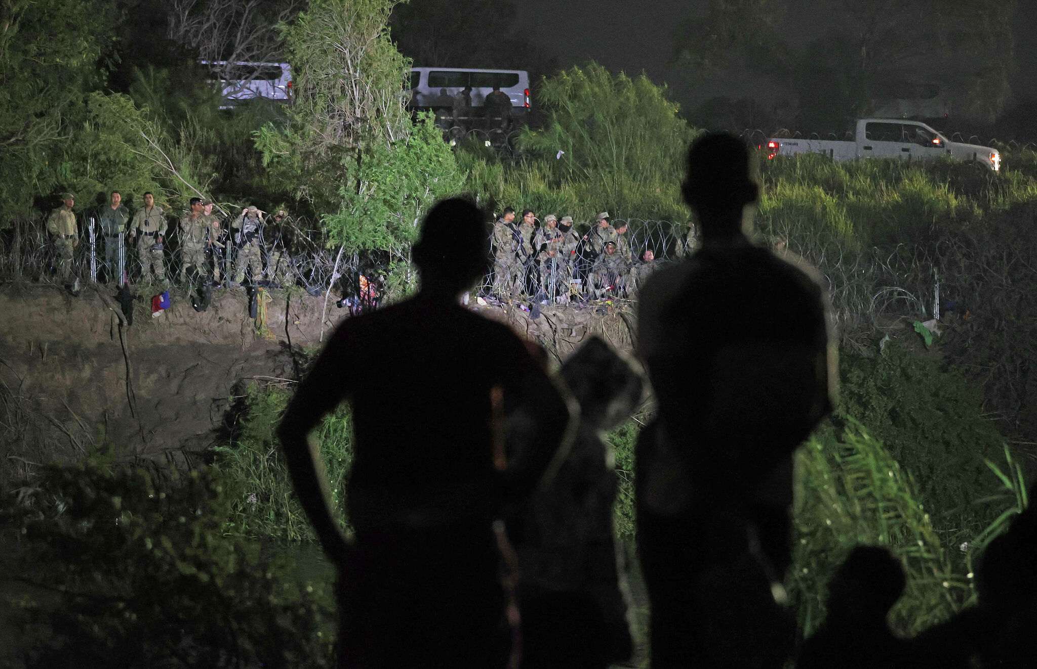 Greg Abbott calls for aid at Texas border as illegal crossings decline