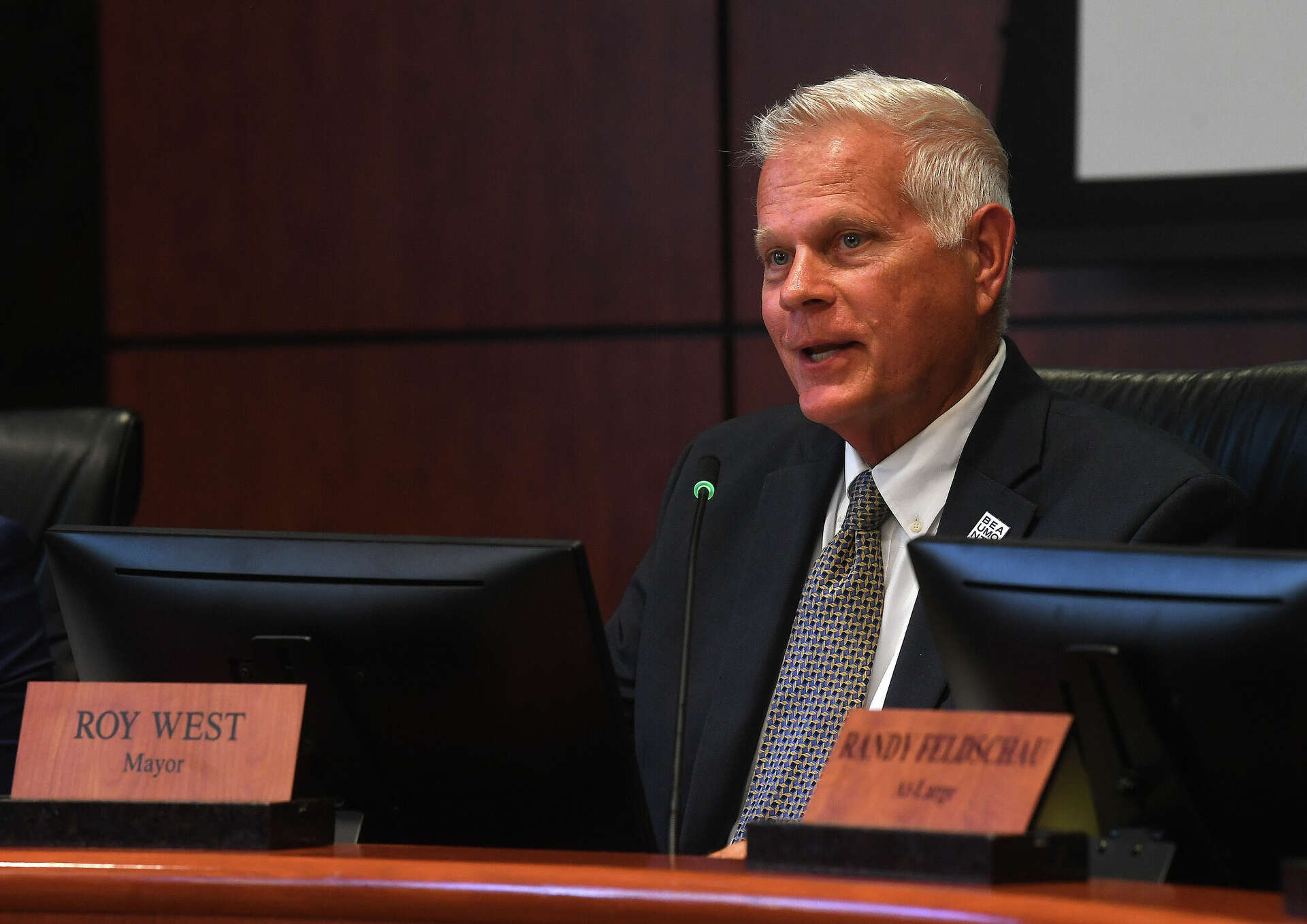Roy West gets sworn in as Beaumont's newest mayor