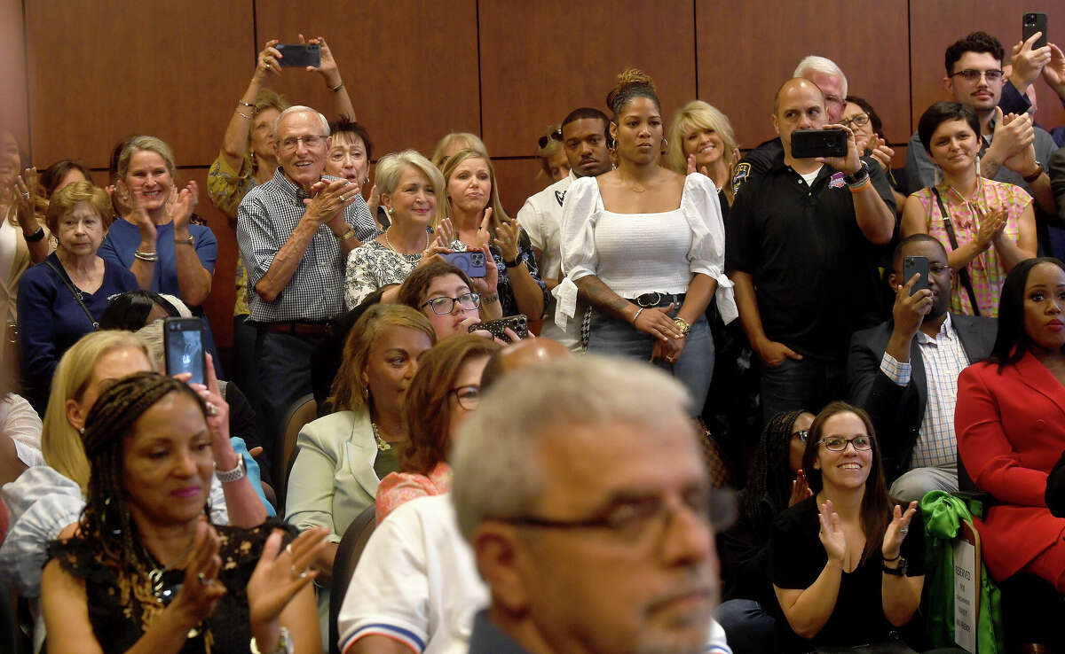 Roy West gets sworn in as Beaumont's newest mayor