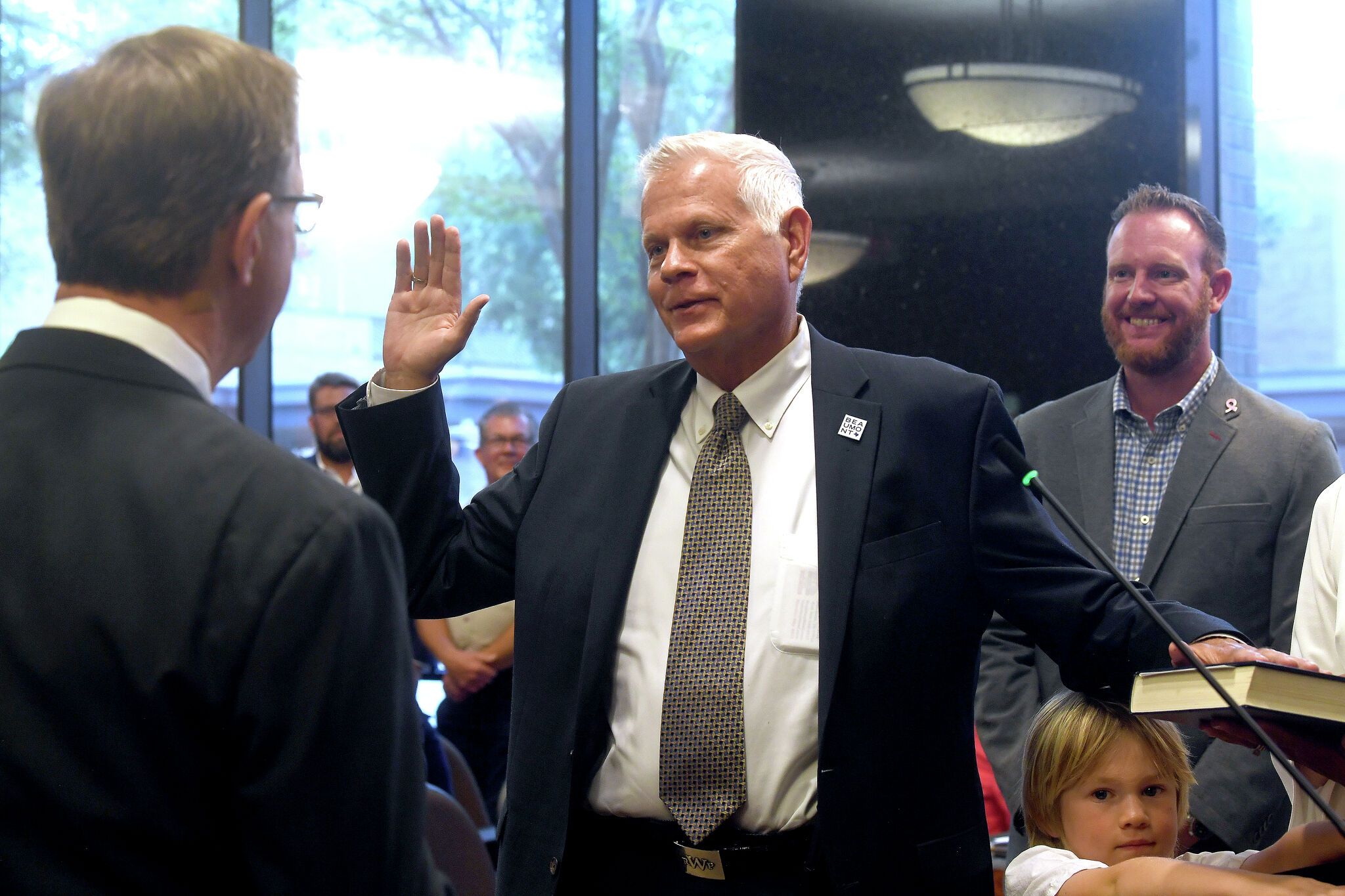 Roy West gets sworn in as Beaumont's newest mayor