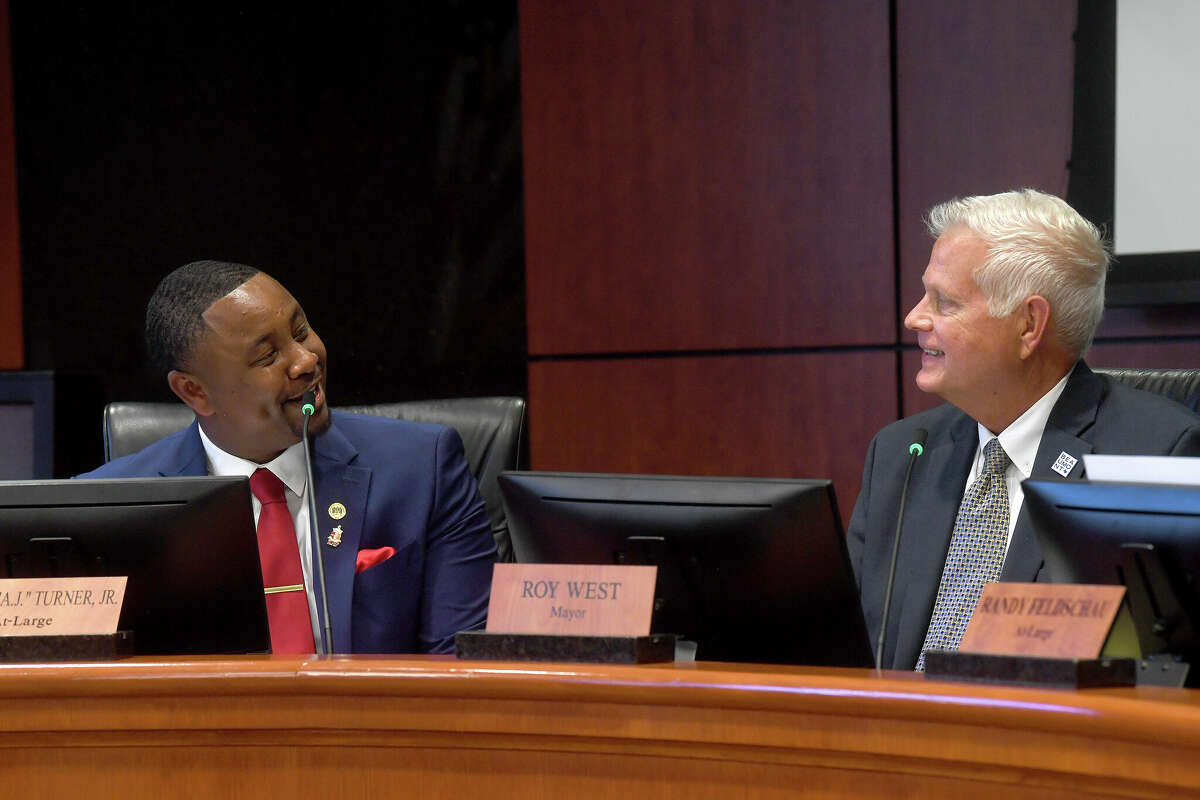 Roy West gets sworn in as Beaumont's newest mayor