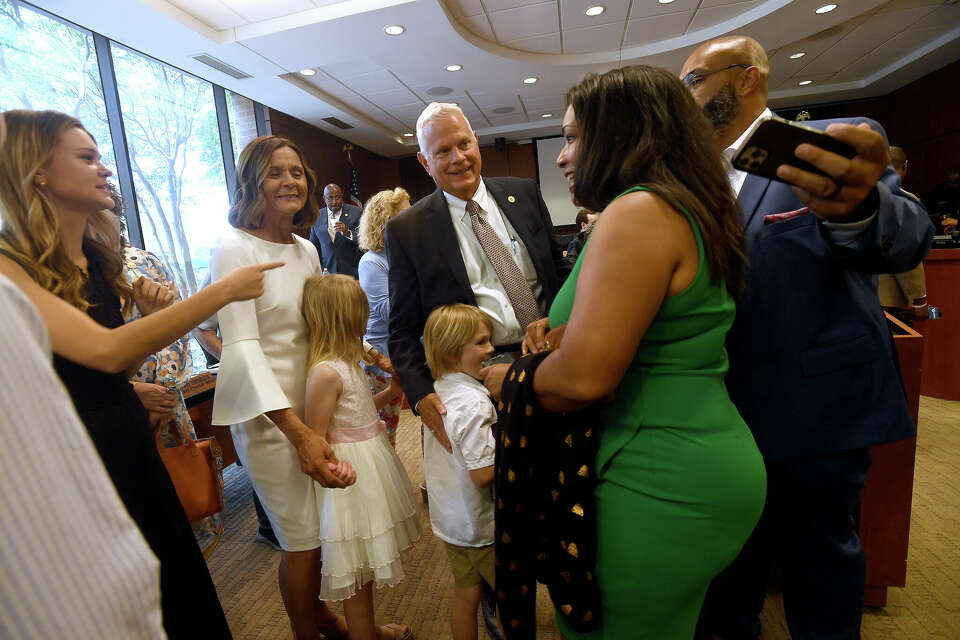 Roy West gets sworn in as Beaumont's newest mayor