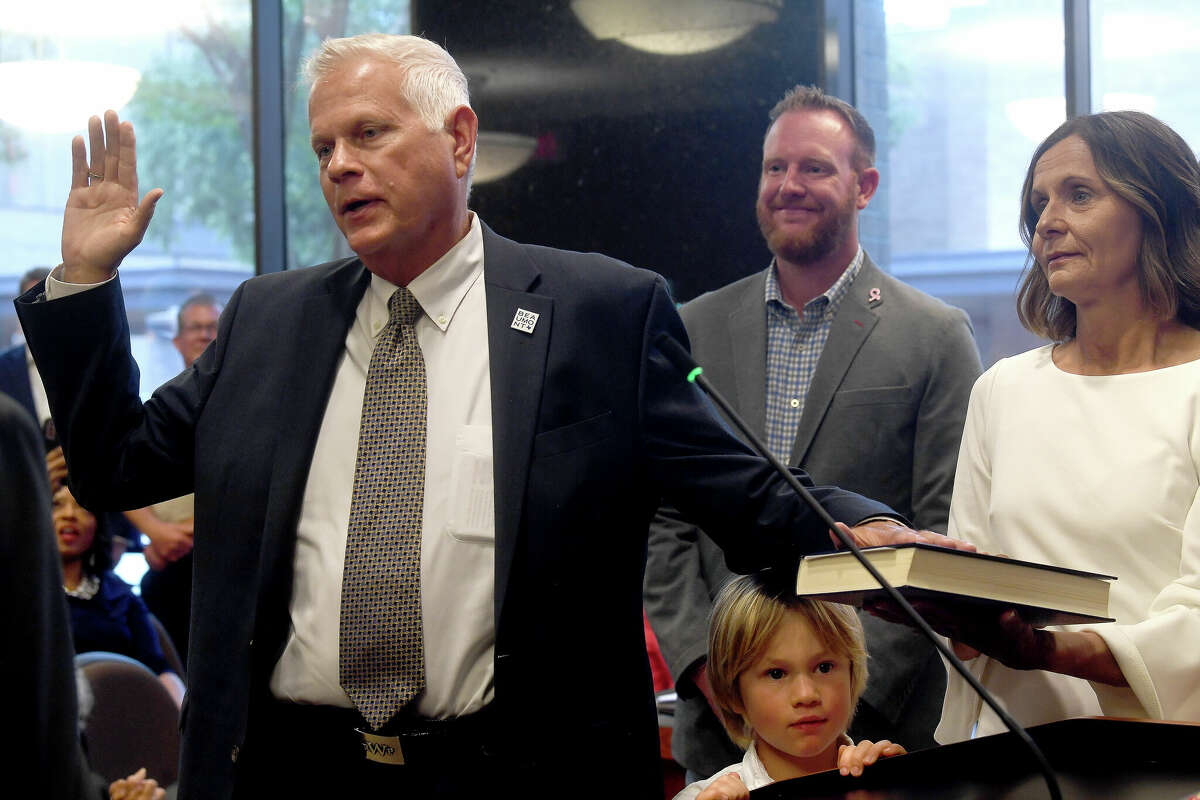 Roy West gets sworn in as Beaumont's newest mayor
