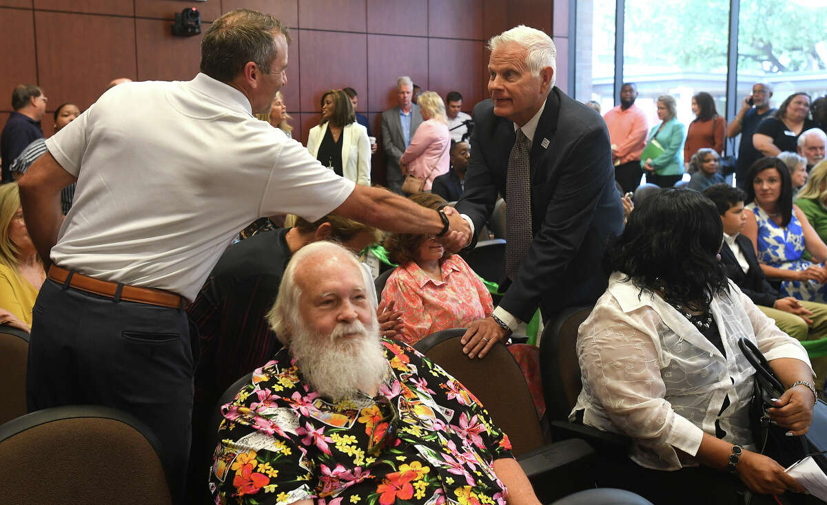 Roy West gets sworn in as Beaumont's newest mayor