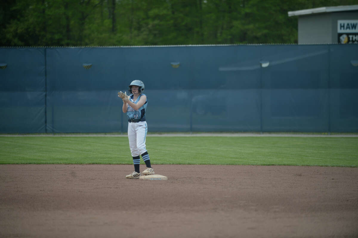 Mustangs sweep Beavers to keep title hopes alive