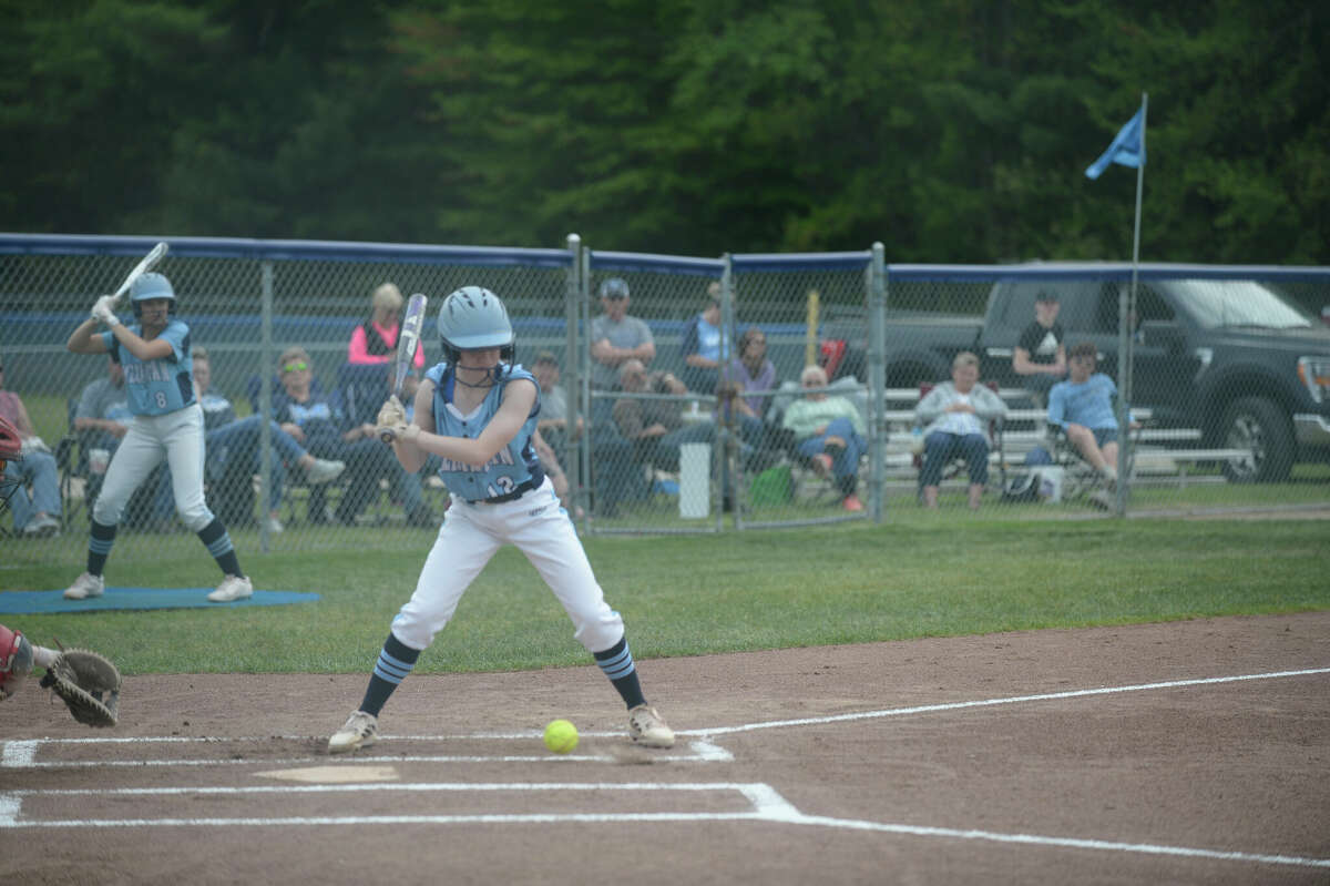 Mustangs sweep Beavers to keep title hopes alive