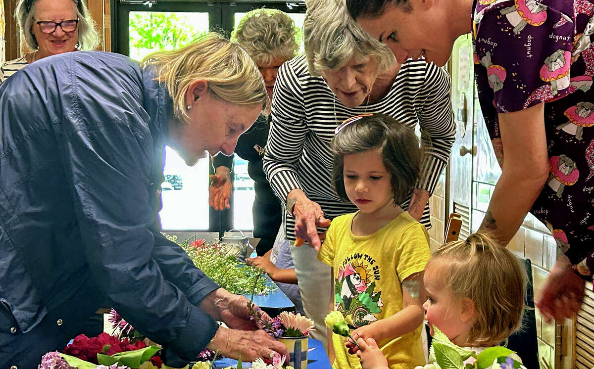 Branford Garden Club works with preschoolers; Spring Sale set