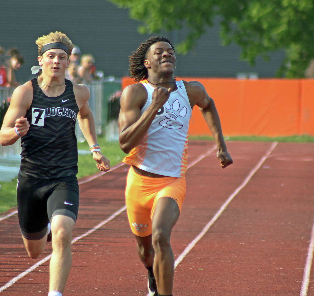 Edwardsville defends sectional championship