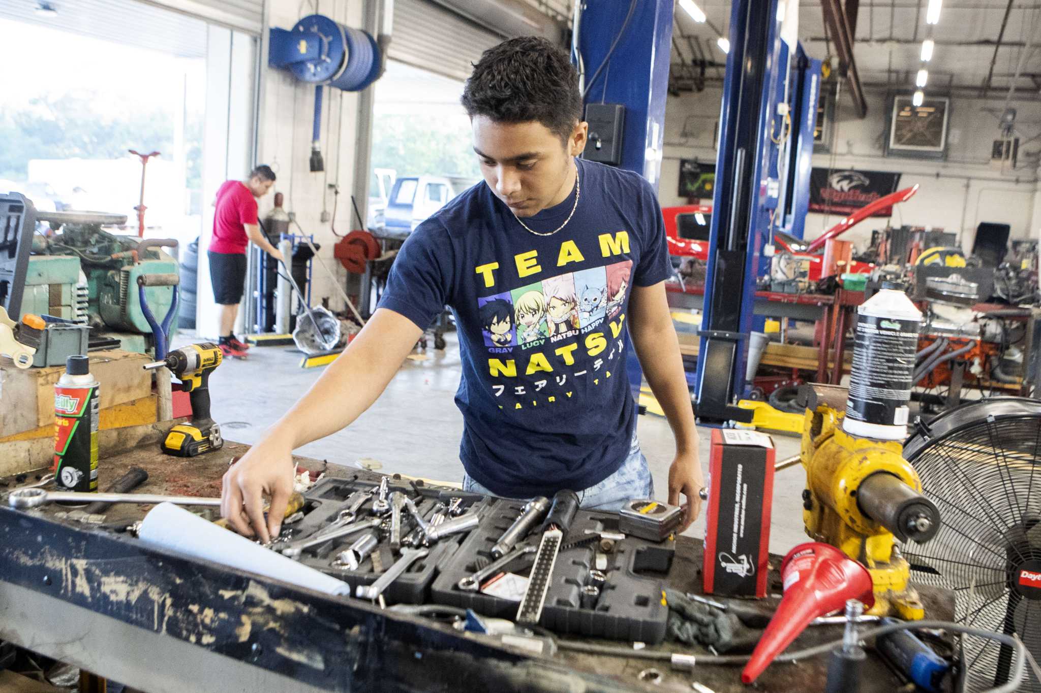 Magnolia students peek under hood at auto shops to learn about careers