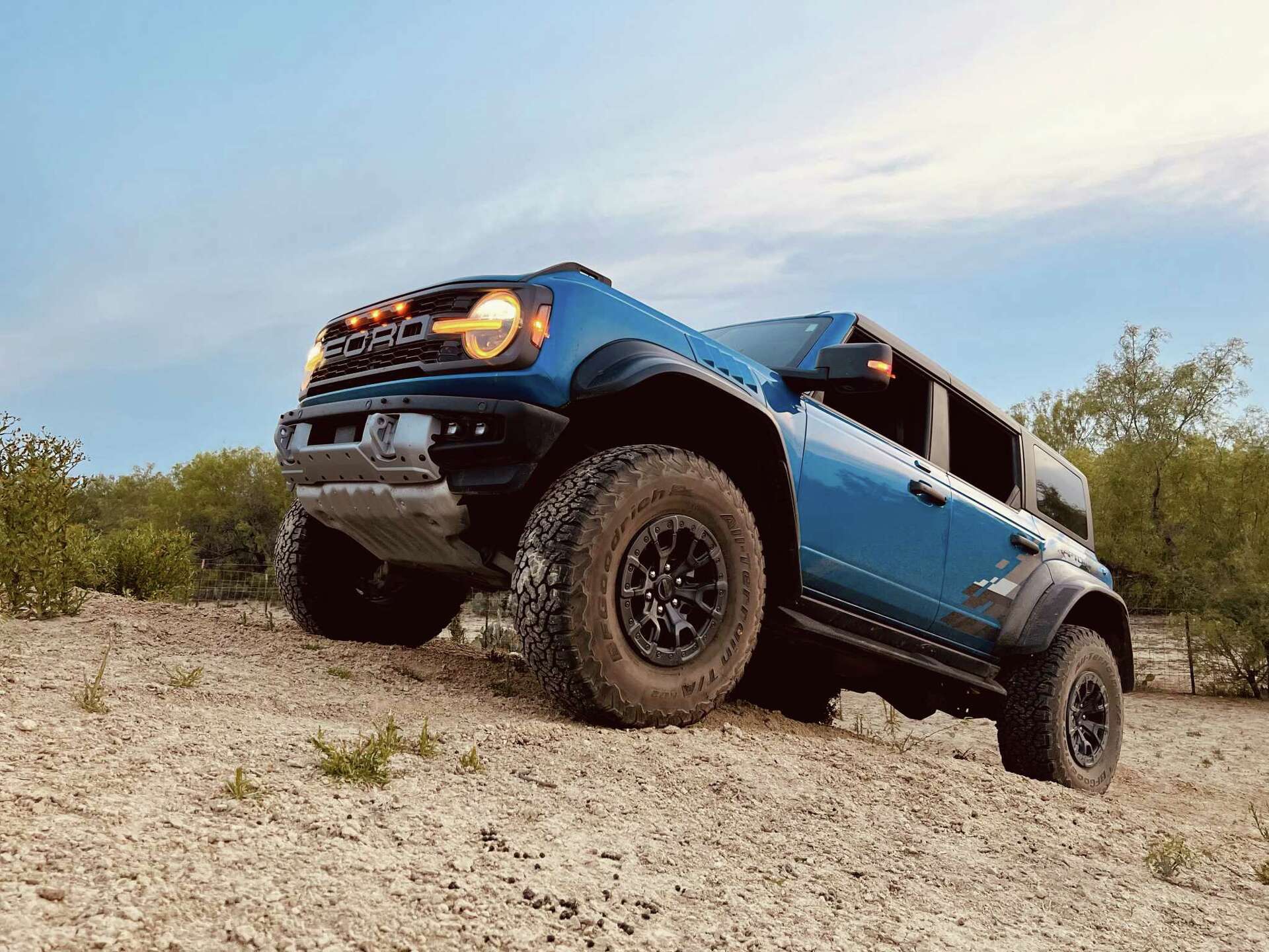 Bronco Raptor 2023 delivers sports car performance