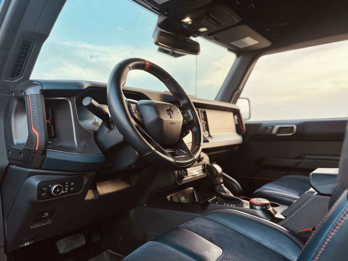 Bronco Raptor 2023 delivers sports car performance