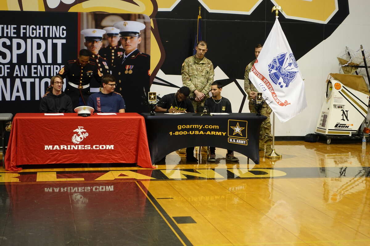 Nederland High School students take military oath of enlistment