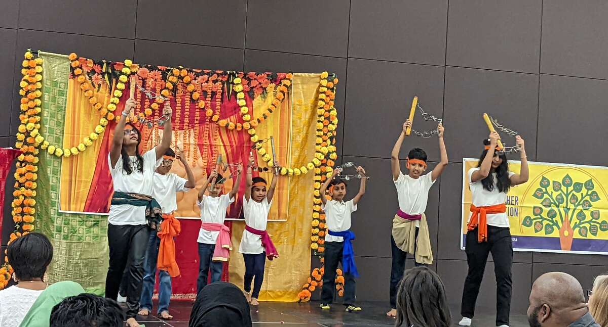 Fort Bend Hindu 'Guru Vandana' ceremony honors teachers