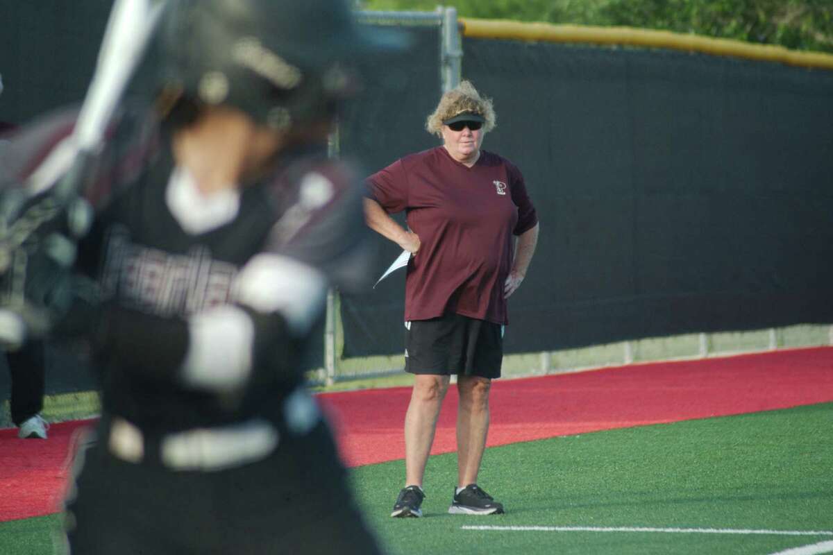 Softball playoffs: Pearland Oilers sweep Bellaire Cardinals