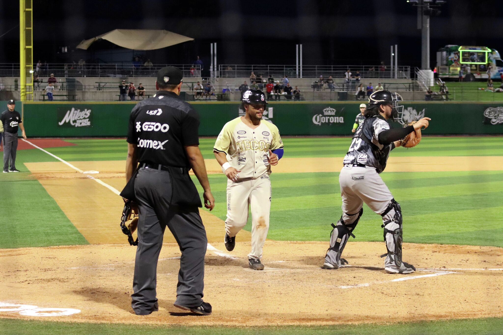 Tecos dominate Olmecas to open series