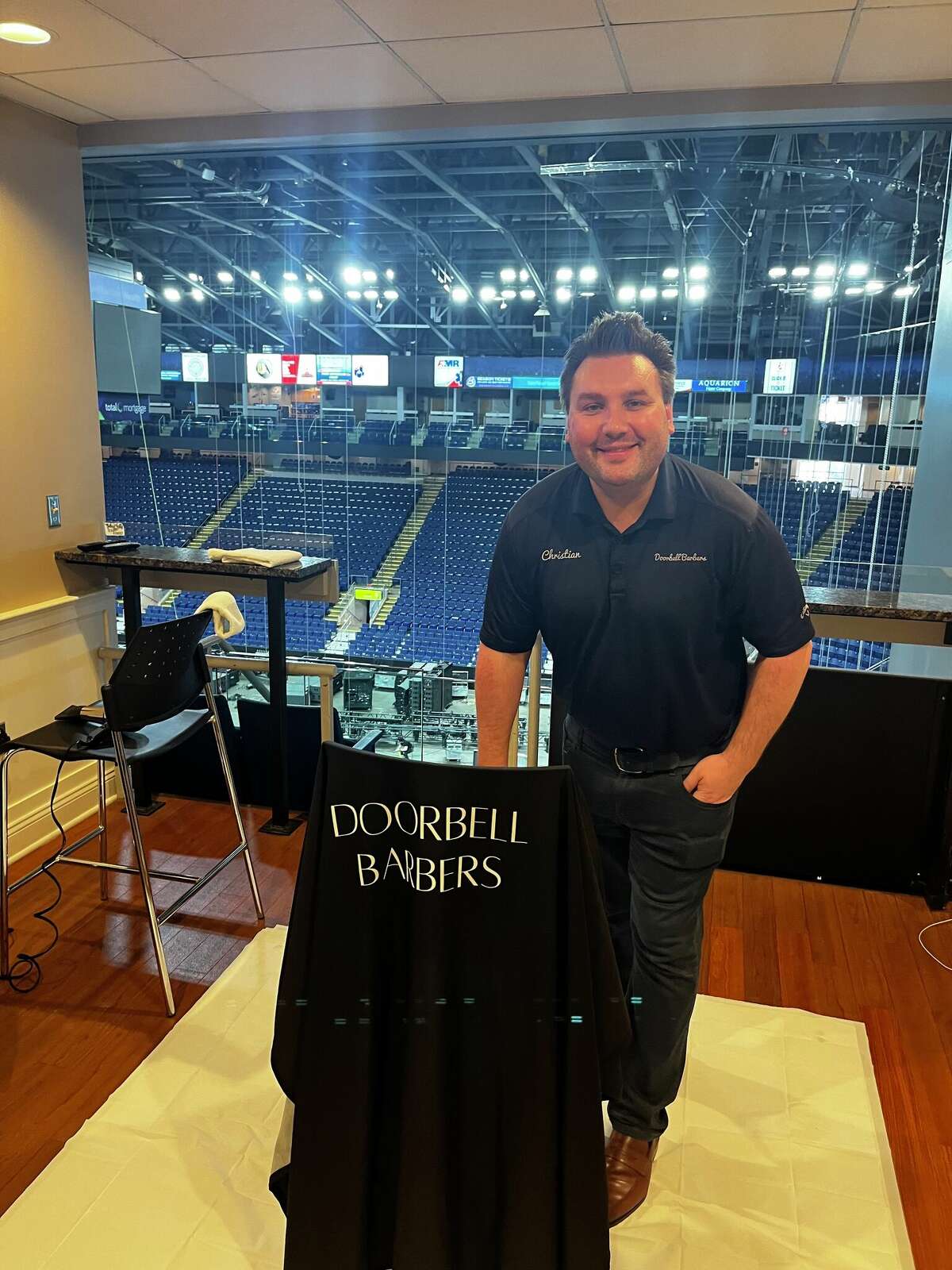 Cody Johnson gets his hair cut by CT barber before Bridgeport concert