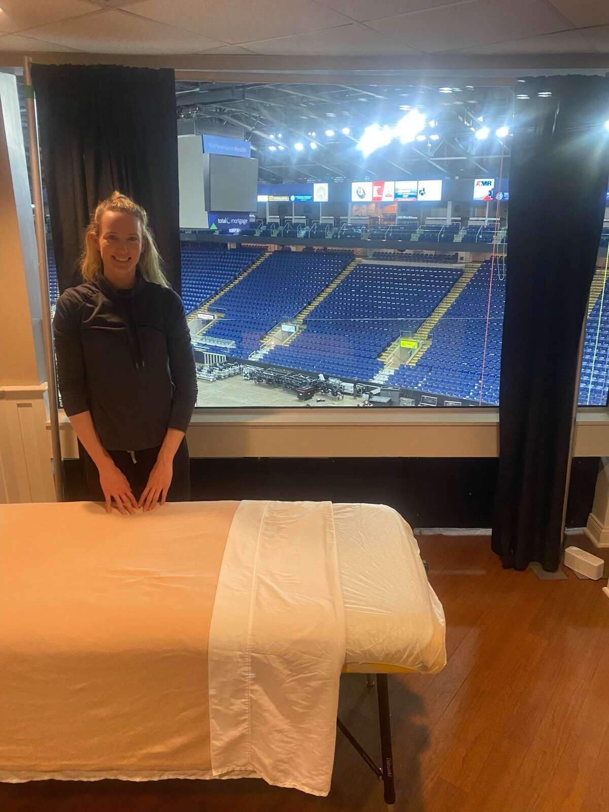 Cody Johnson gets his hair cut by CT barber before Bridgeport concert