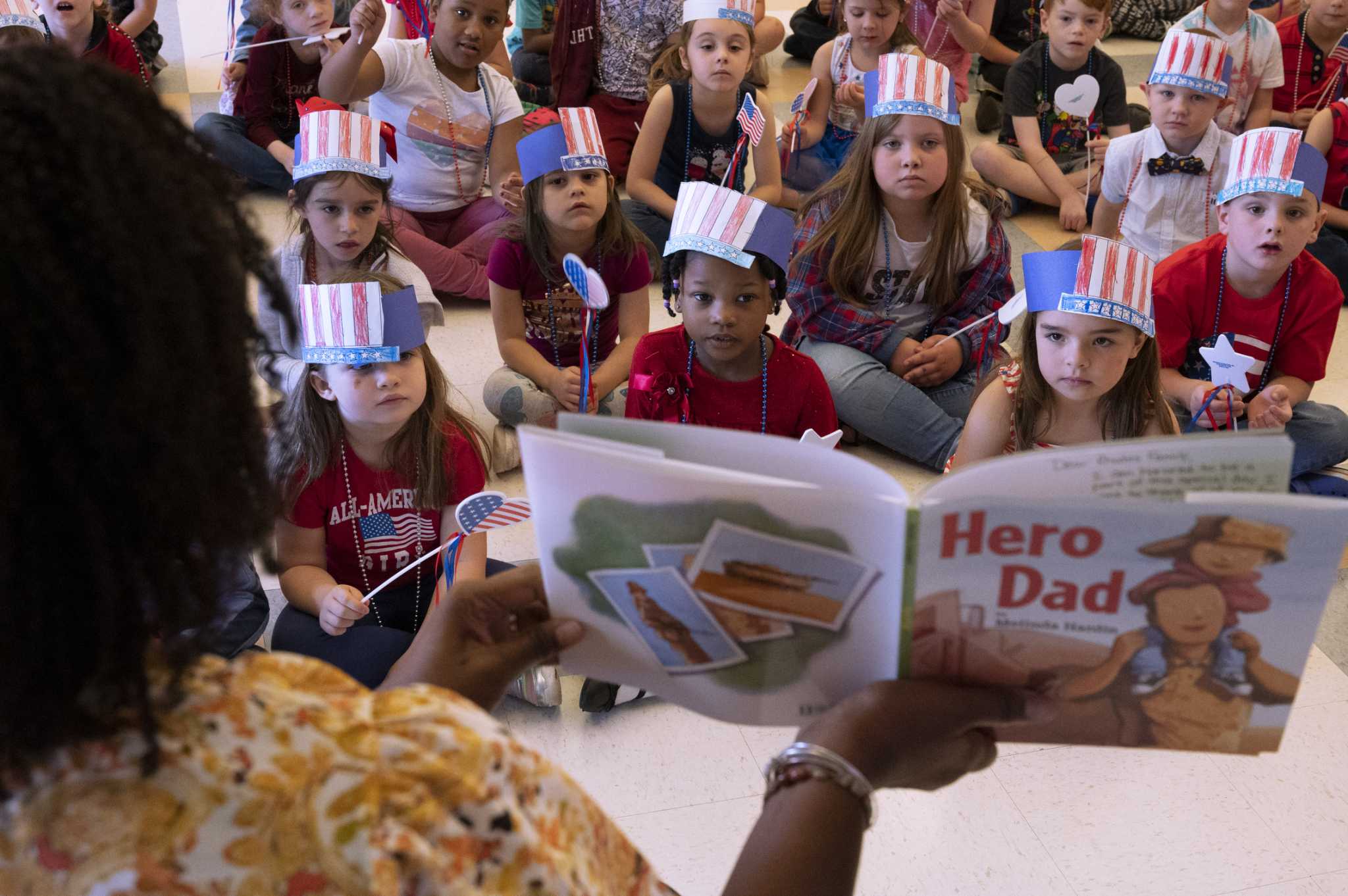 Soldier father's return is a storytime surprise in Rotterdam