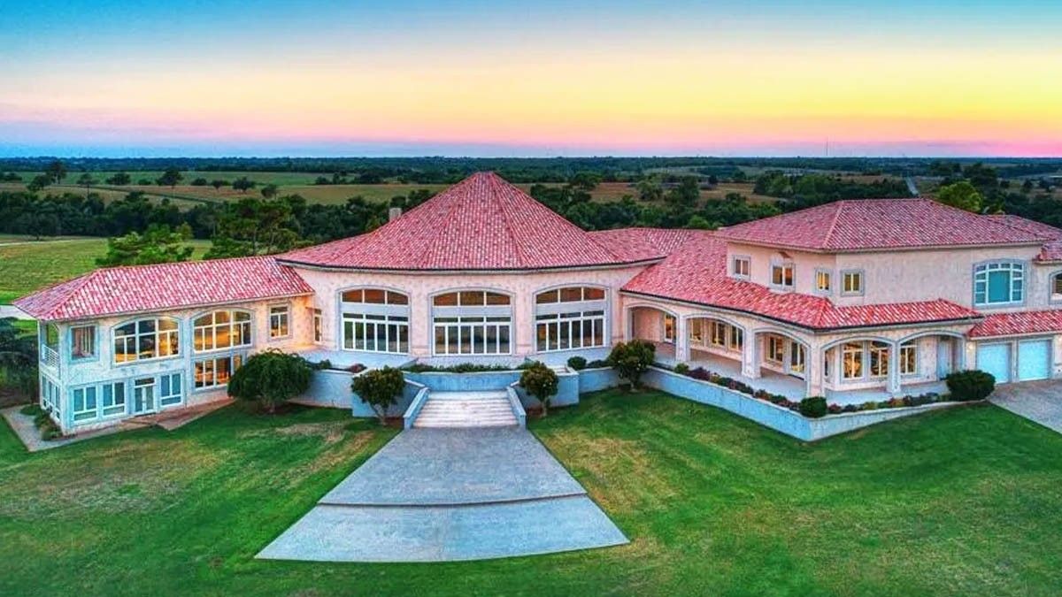 A Temple of a Time Capsule: Oklahoma Mansion Is an Ode to the ’80s and ...