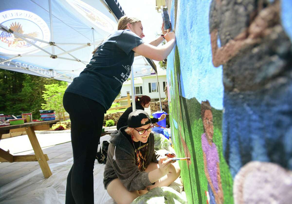 Bunnell High art students honor Stratford veterans with museum mural